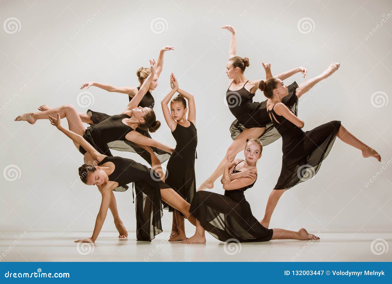 El Grupo De Bailarines De Ballet Moderno Imagen de archivo - Imagen de ...