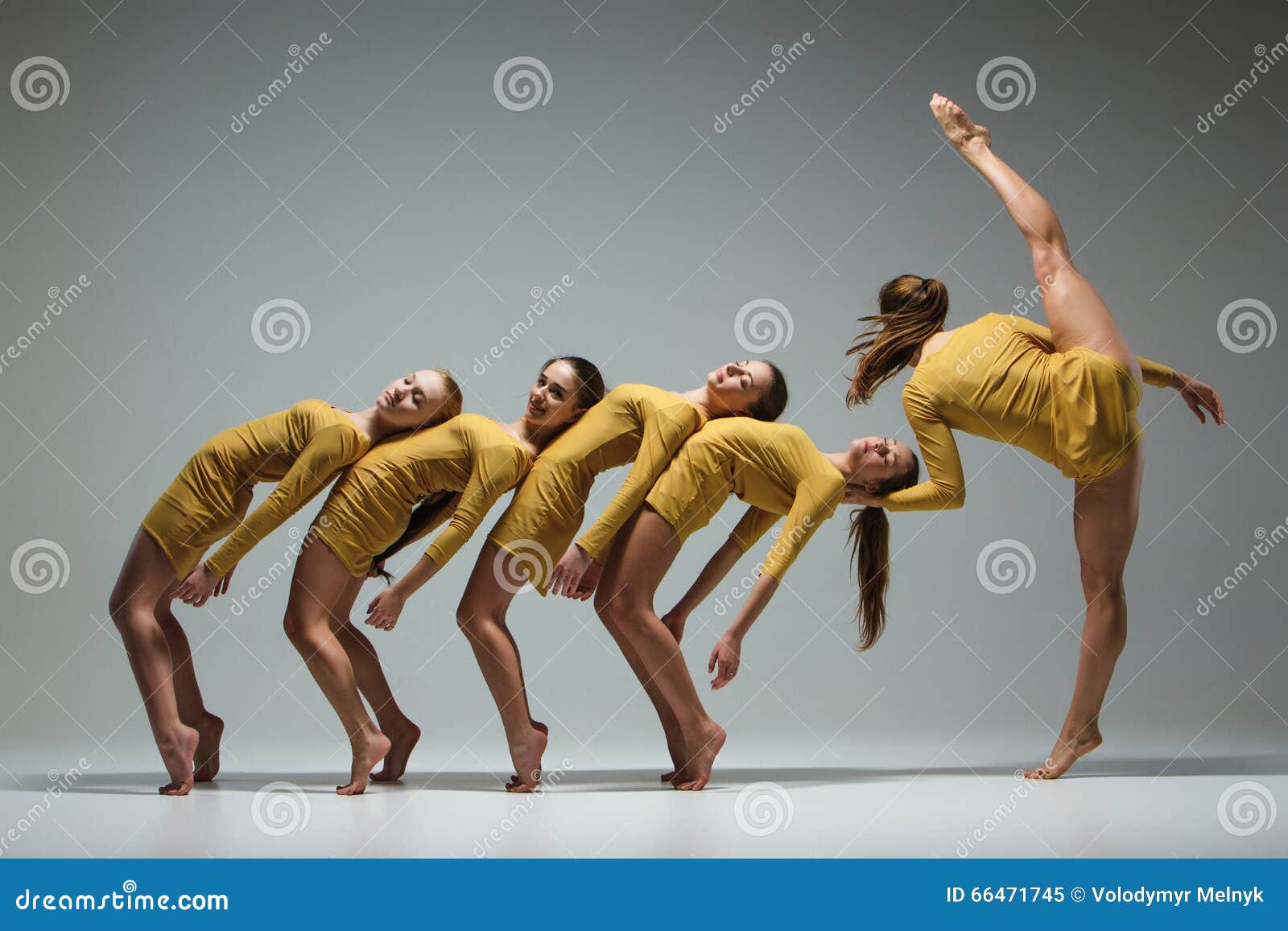 El Grupo De Bailarines De Ballet Moderno Imagen de archivo - Imagen de ...