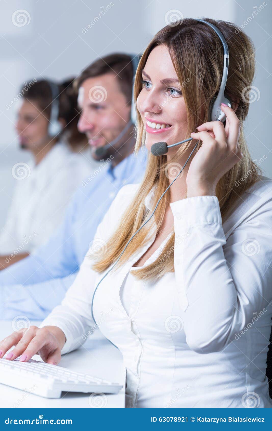 El hablar con un cliente imagen de archivo. Imagen de auricular - 63078921