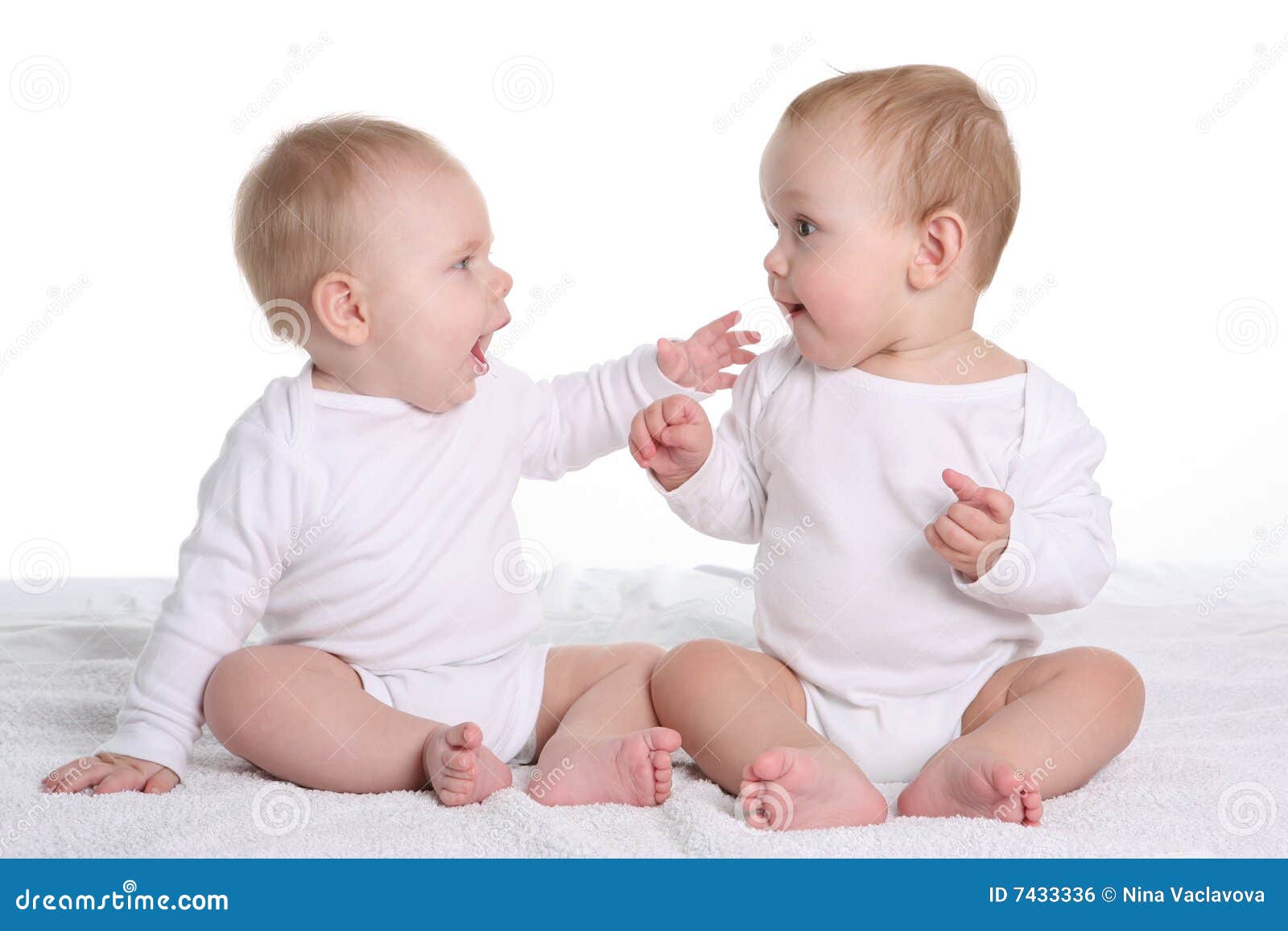 El hablar de dos bebés foto de archivo. Imagen de pares - 7433336