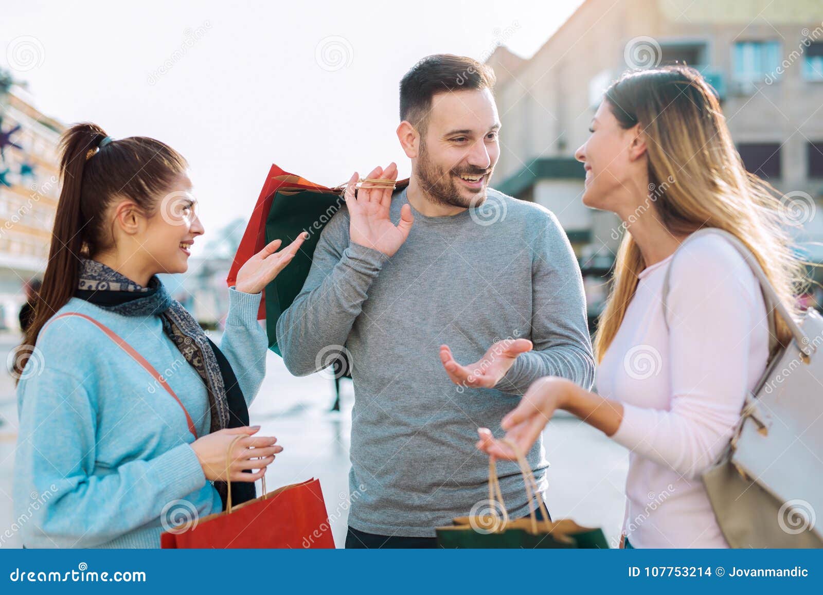El Hacer Compras Feliz De Los Amigos Foto de archivo - Imagen de ... El Hacer Compras Feliz De Los Amigos Foto de archivo - Imagen de ...