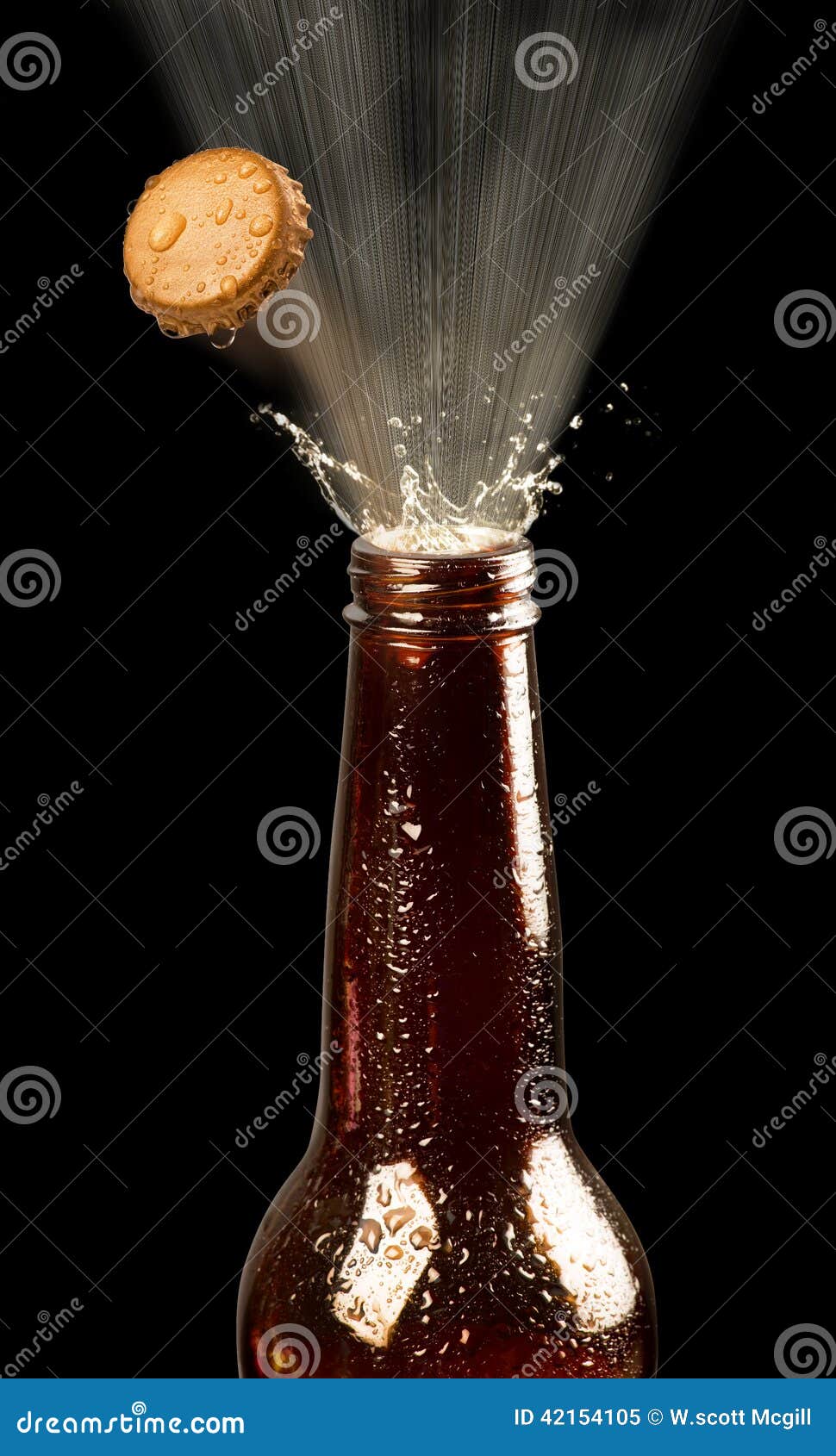 El Hacer Estallar De La Botella De Cerveza Imagen de archivo - Imagen ...