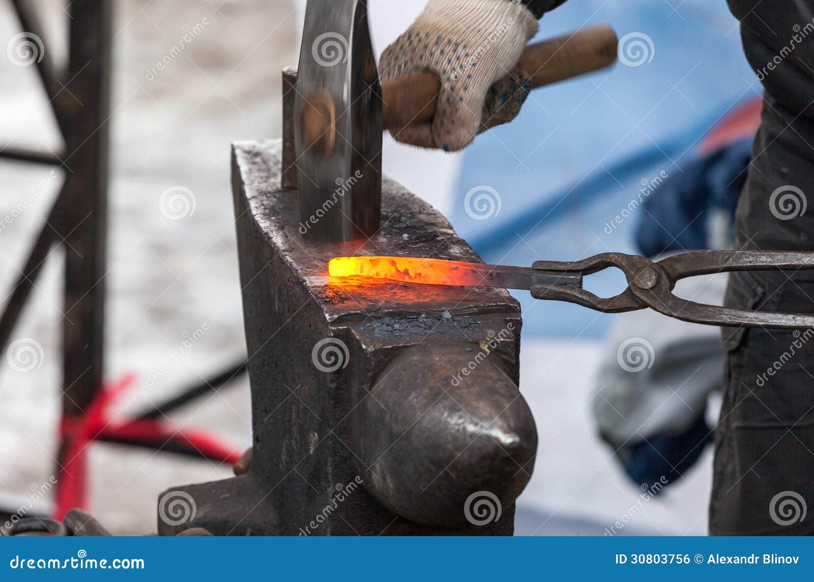 El herrero forja el hierro foto de archivo. Imagen de producto - 30803756