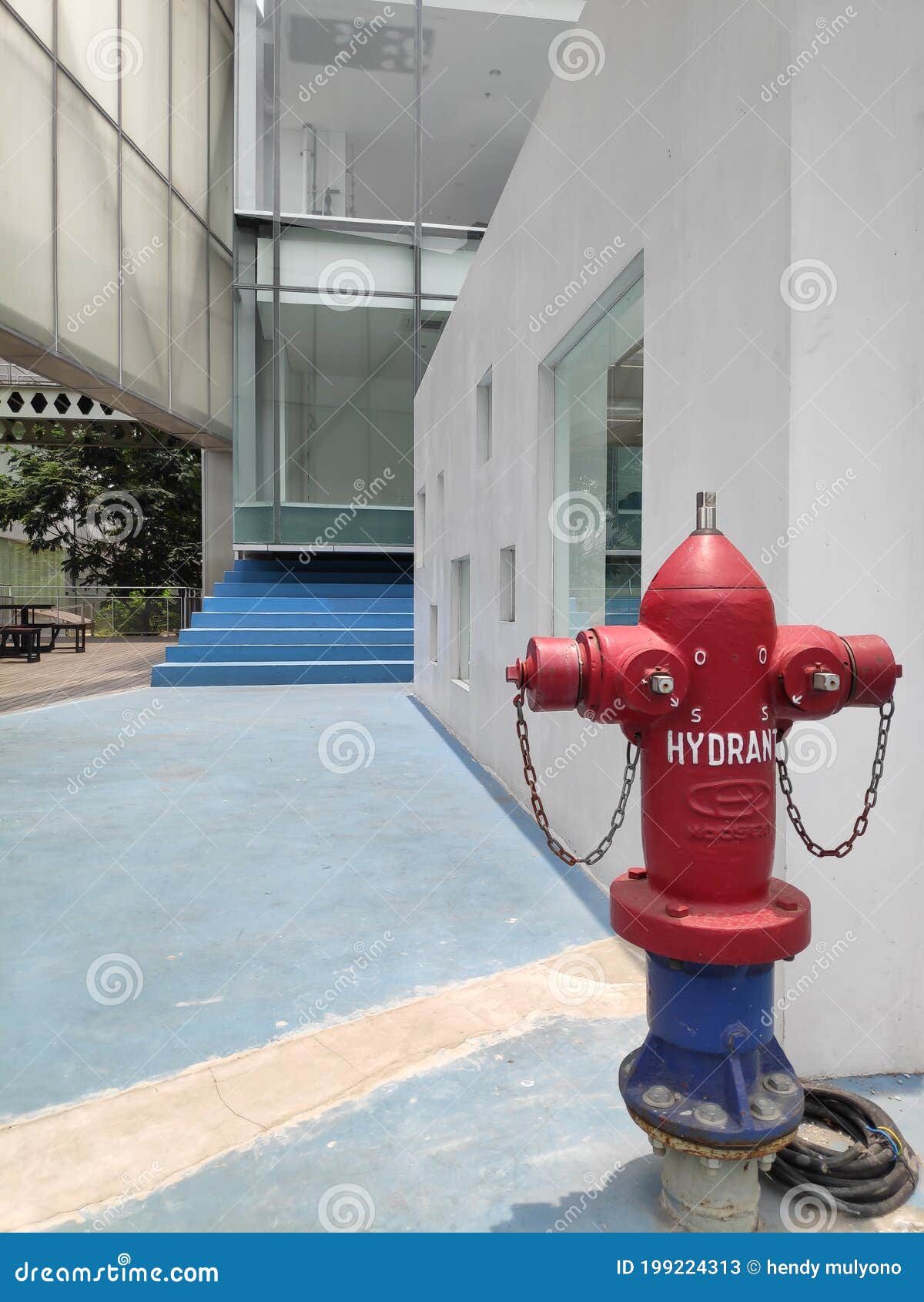 El Hidrante Rojo Y Las Escaleras Azules De Acento Foto de archivo ...