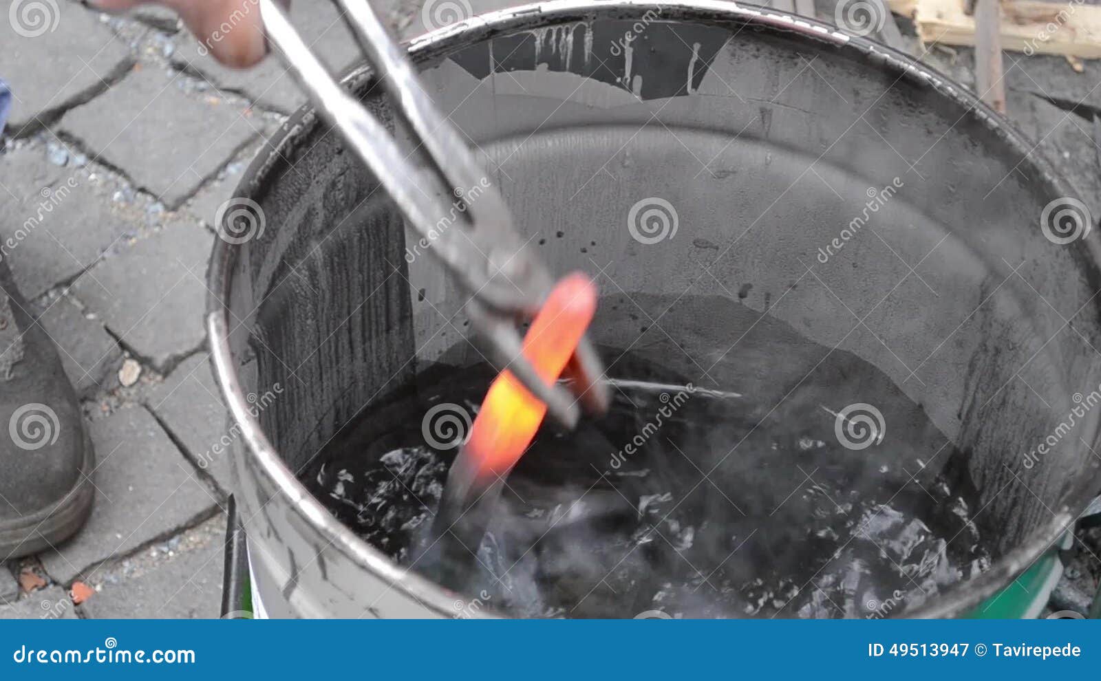 El Hierro Caliente Se Refresca En Agua Metraje Stock– 2 El Hierro ...