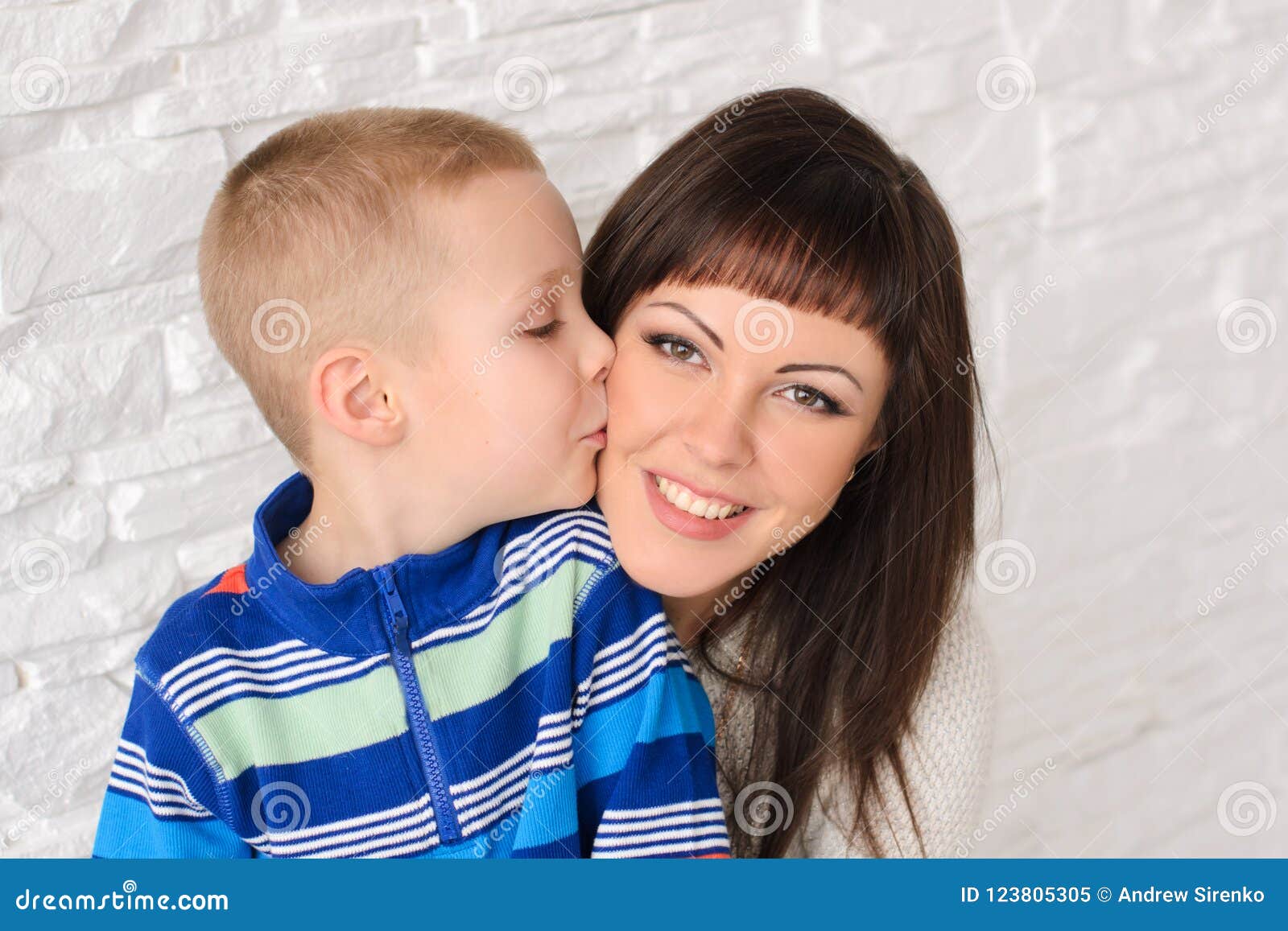 El hijo besa a la madre imagen de archivo. Imagen de ladrillo - 123805305