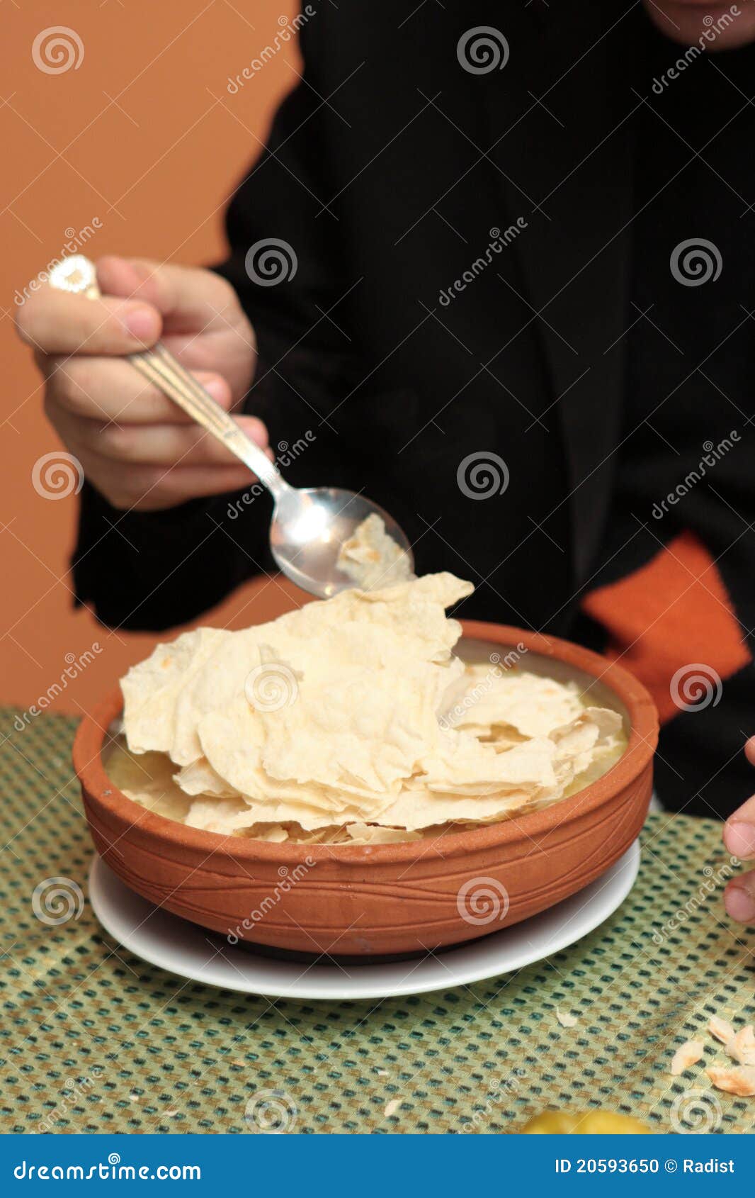 El hombre come el khash foto de archivo. Imagen de cuchara - 20593650