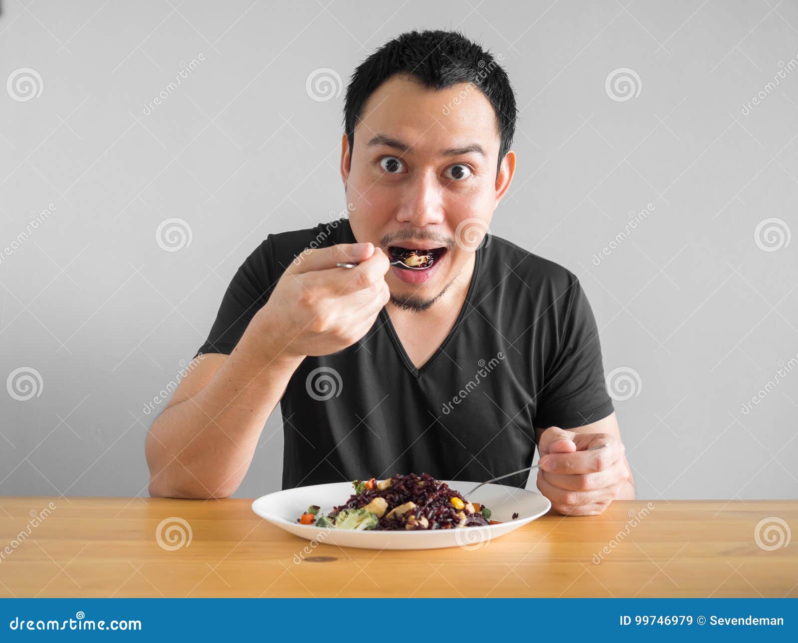 El Hombre Come La Comida Sana Imagen de archivo - Imagen de alimento ...