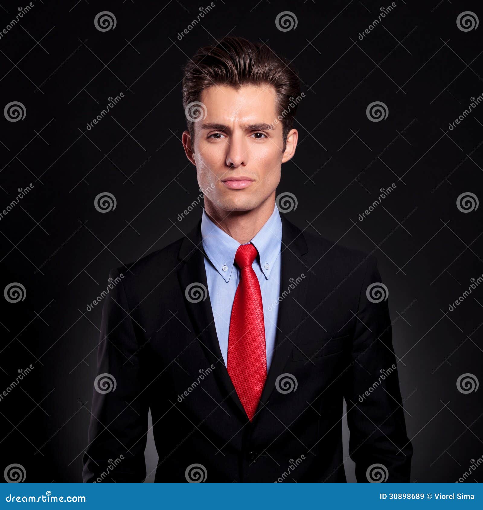 El Hombre De Negocios Se Coloca Serio Imagen de archivo - Imagen de ... El Hombre De Negocios Se Coloca Serio Imagen de archivo - Imagen de ...