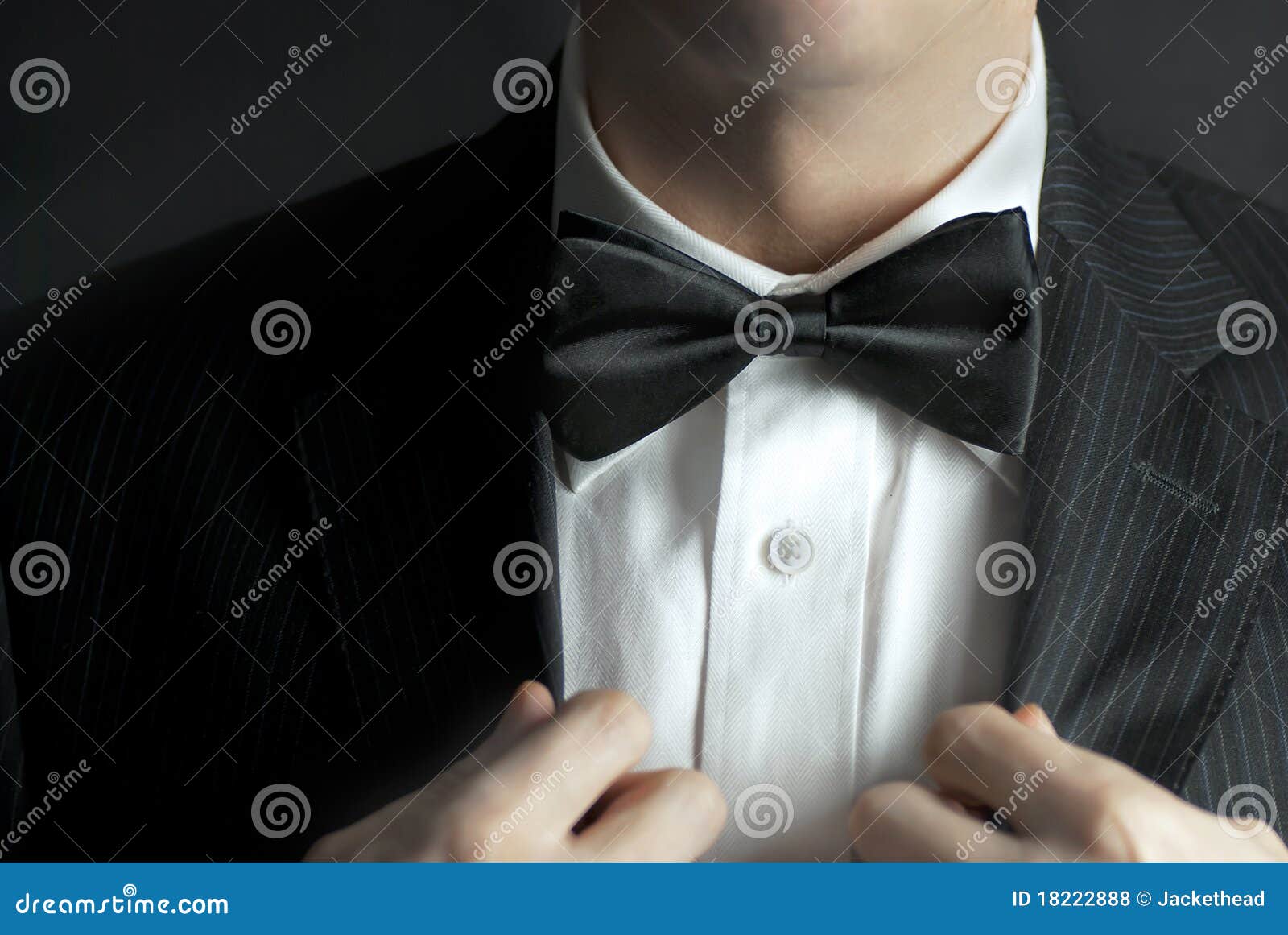 El hombre endereza el Tux foto de archivo. Imagen de traje - 18222888