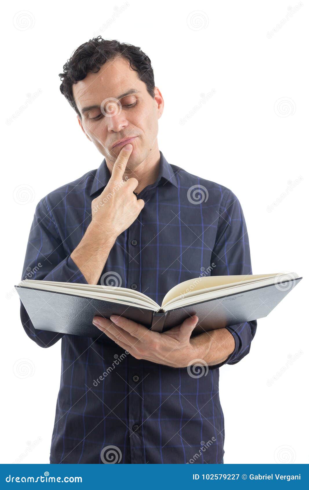 El Hombre Está Leyendo Un Libro La Persona Está Llevando Sh Social Azul Marino Imagen De Archivo