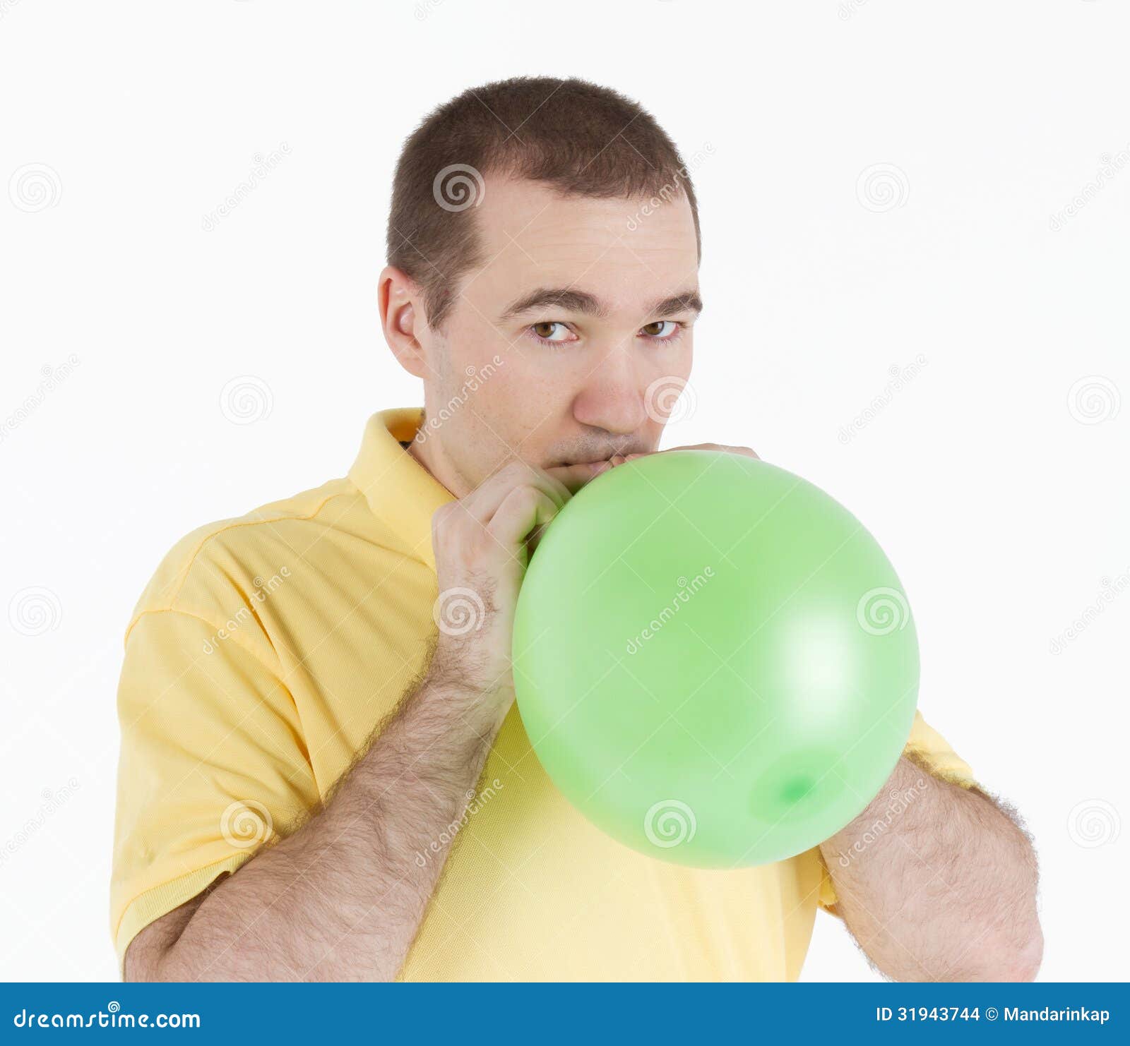 El hombre infla el globo foto de archivo. Imagen de verde - 31943744