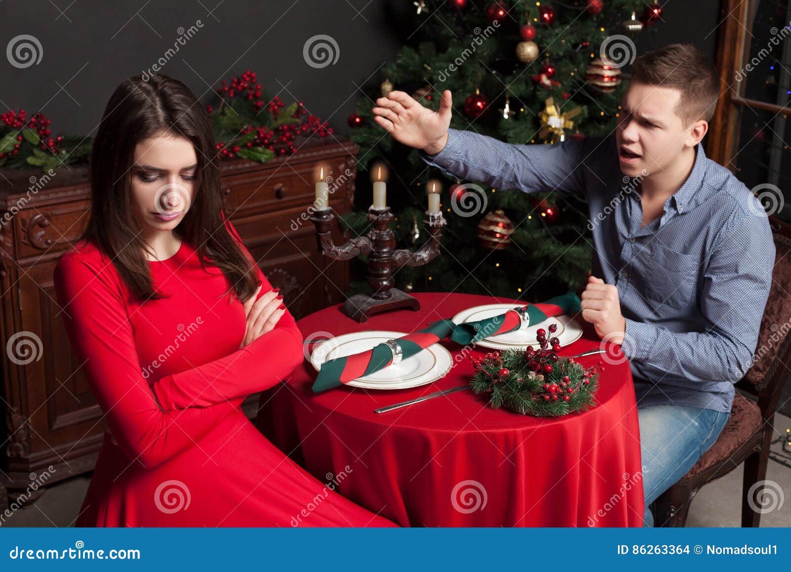 El Hombre Joven Grita En Mujer Descontenta Foto de archivo - Imagen de ...