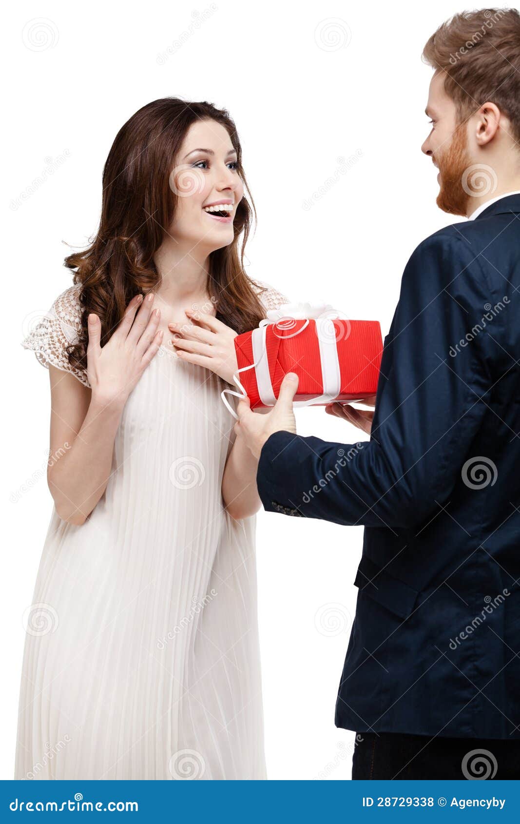El Hombre Joven Sorprende a Su Novia Con El Presente Foto de archivo ... El Hombre Joven Sorprende a Su Novia Con El Presente Foto de archivo ...