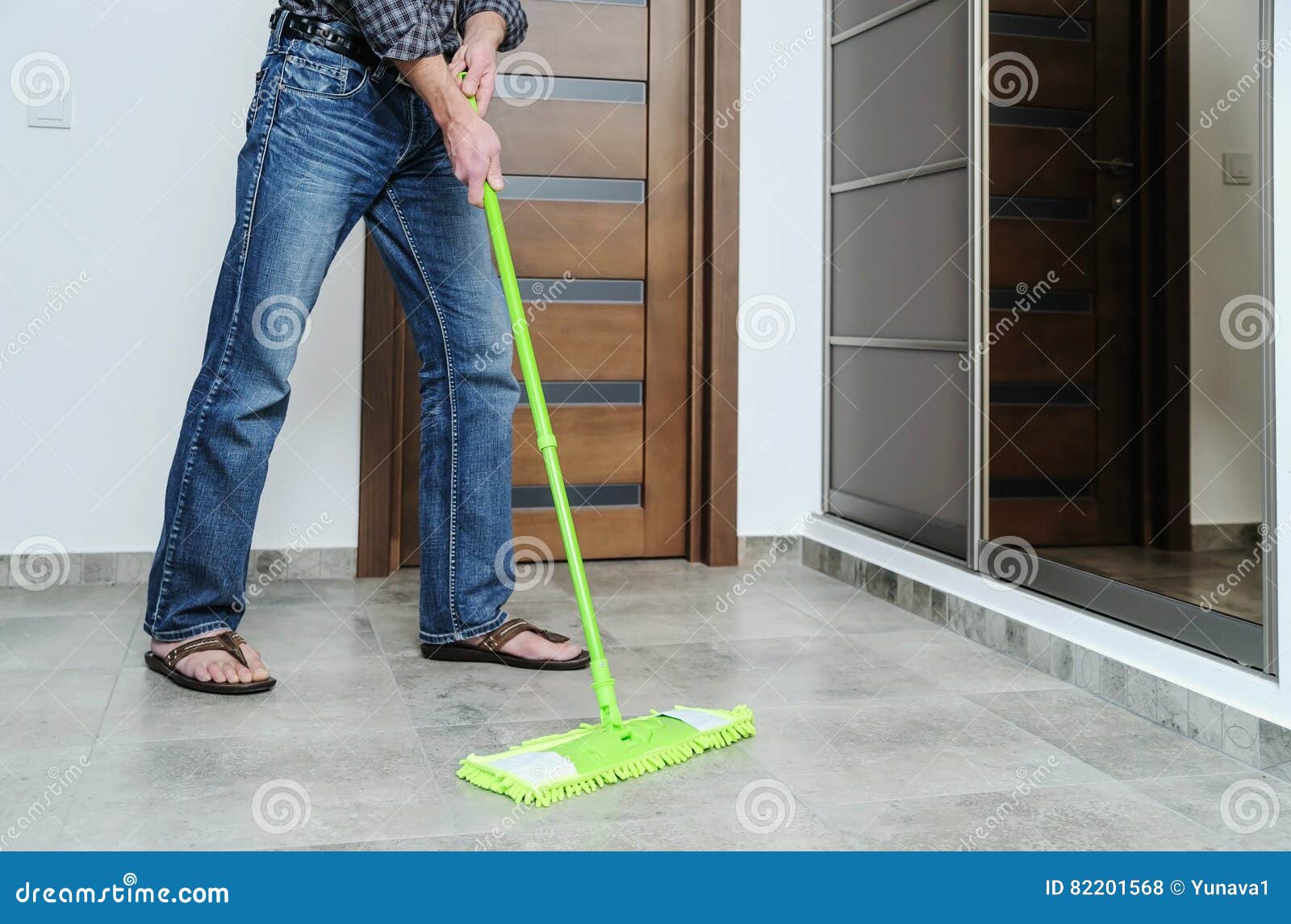 El hombre limpia el cuarto foto de archivo. Imagen de limpiador - 82201568