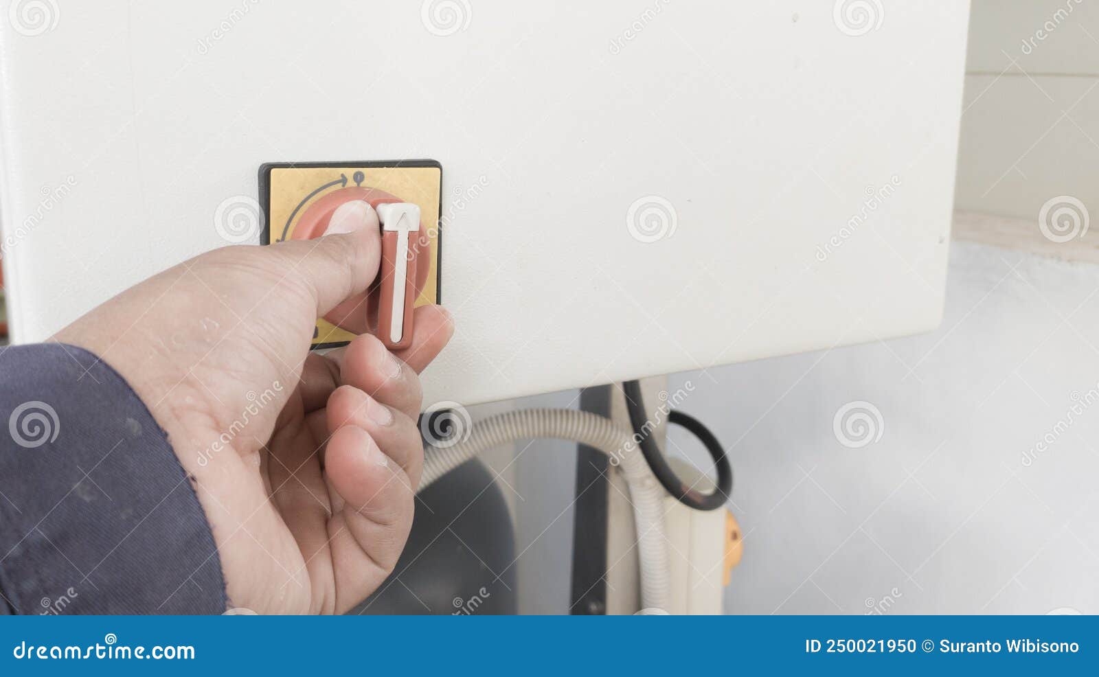 El Hombre Que Enciende El Interruptor Principal En El Control Del Panel ...