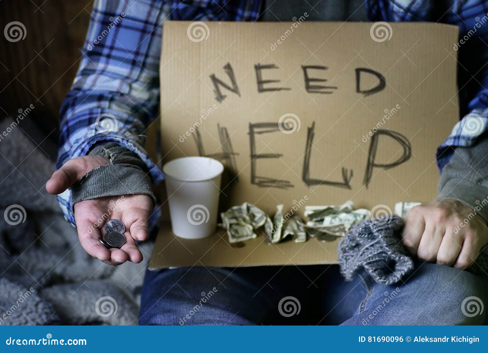 El Hombre Sin Hogar Pide Ayuda Foto de archivo - Imagen de done ...