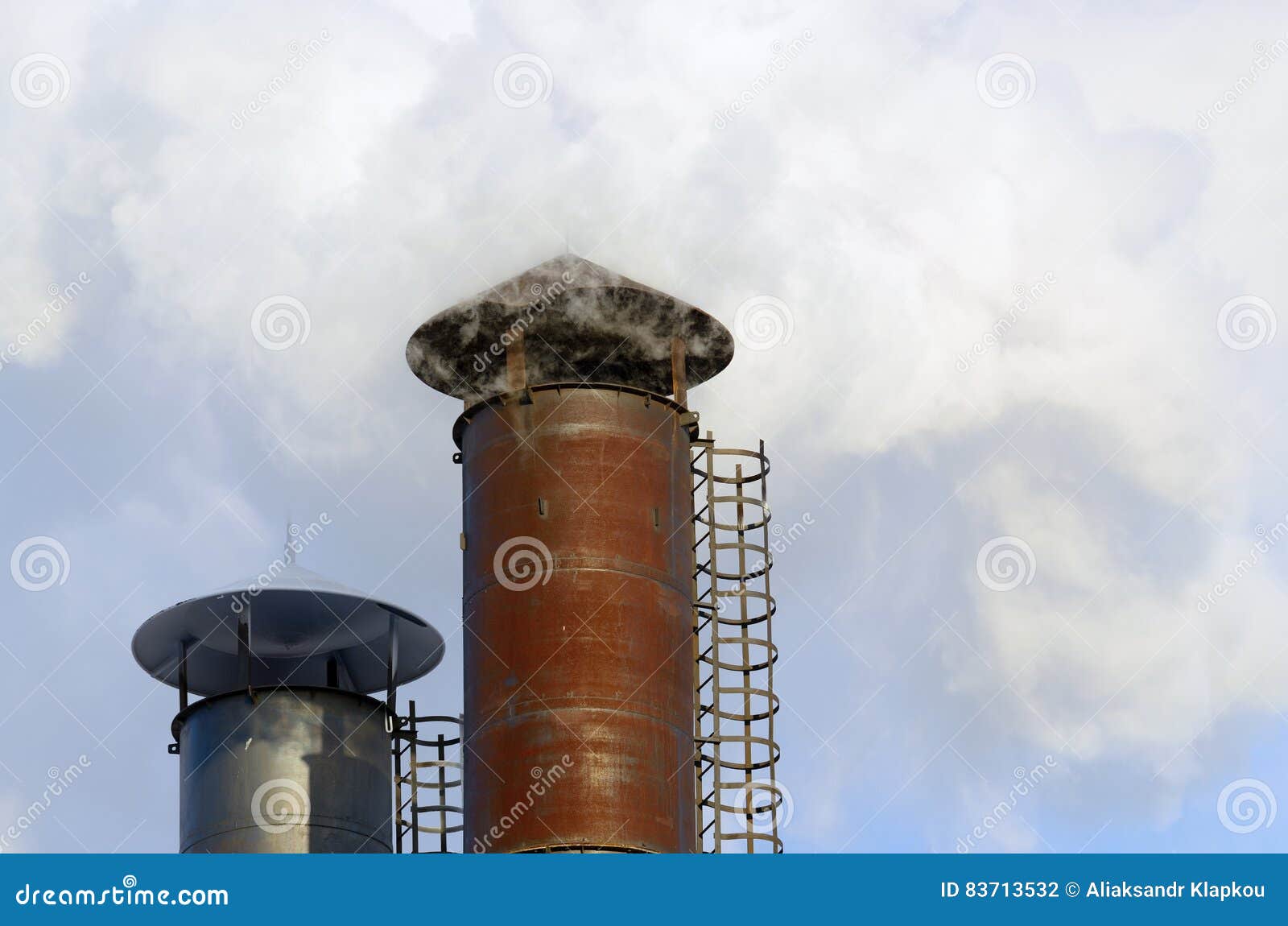 El Humo De Las Chimeneas Industriales Foto de archivo - Imagen de ...