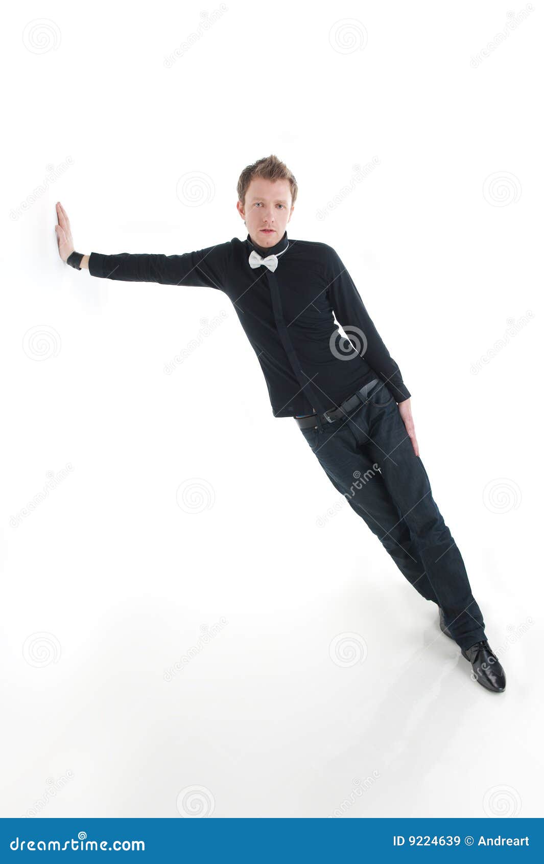 El inclinarse del hombre imagen de archivo. Imagen de blanco - 9224639