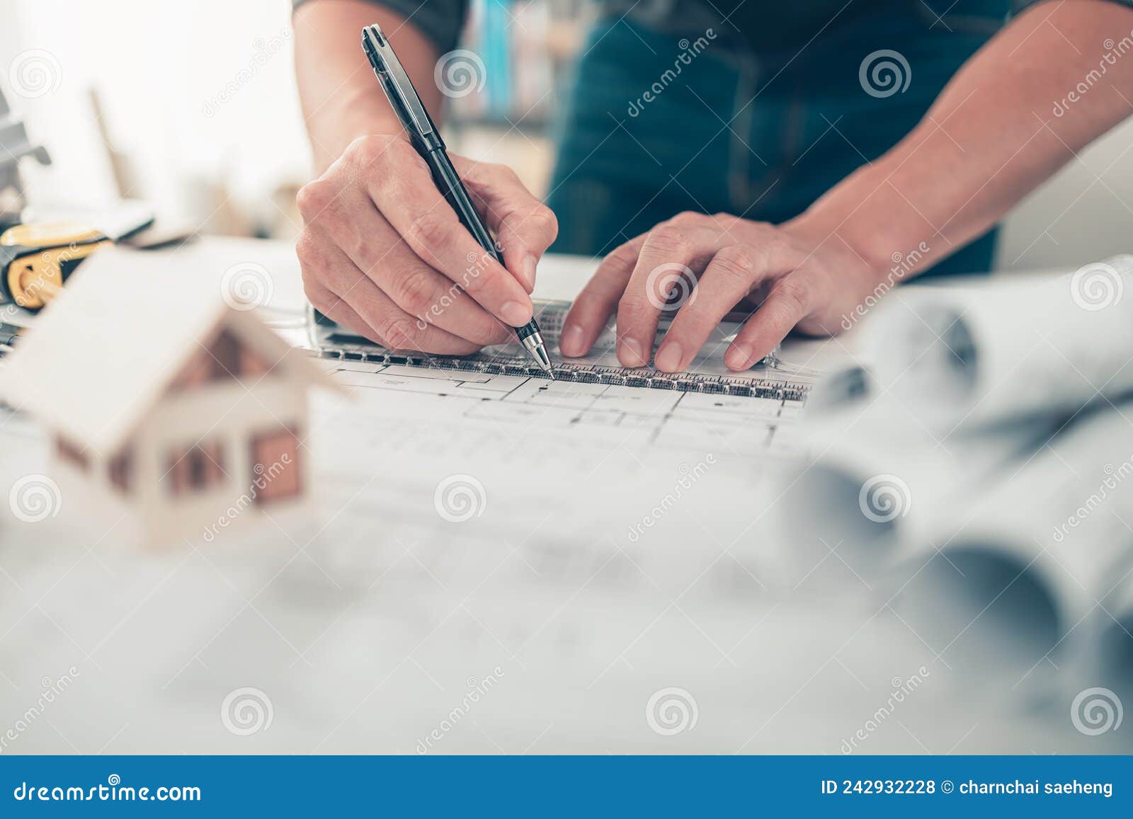 El Ingeniero Arquitectónico Utiliza Diseño De Dibujo De Lápiz Y ... El Ingeniero Arquitectónico Utiliza Diseño De Dibujo De Lápiz Y ...