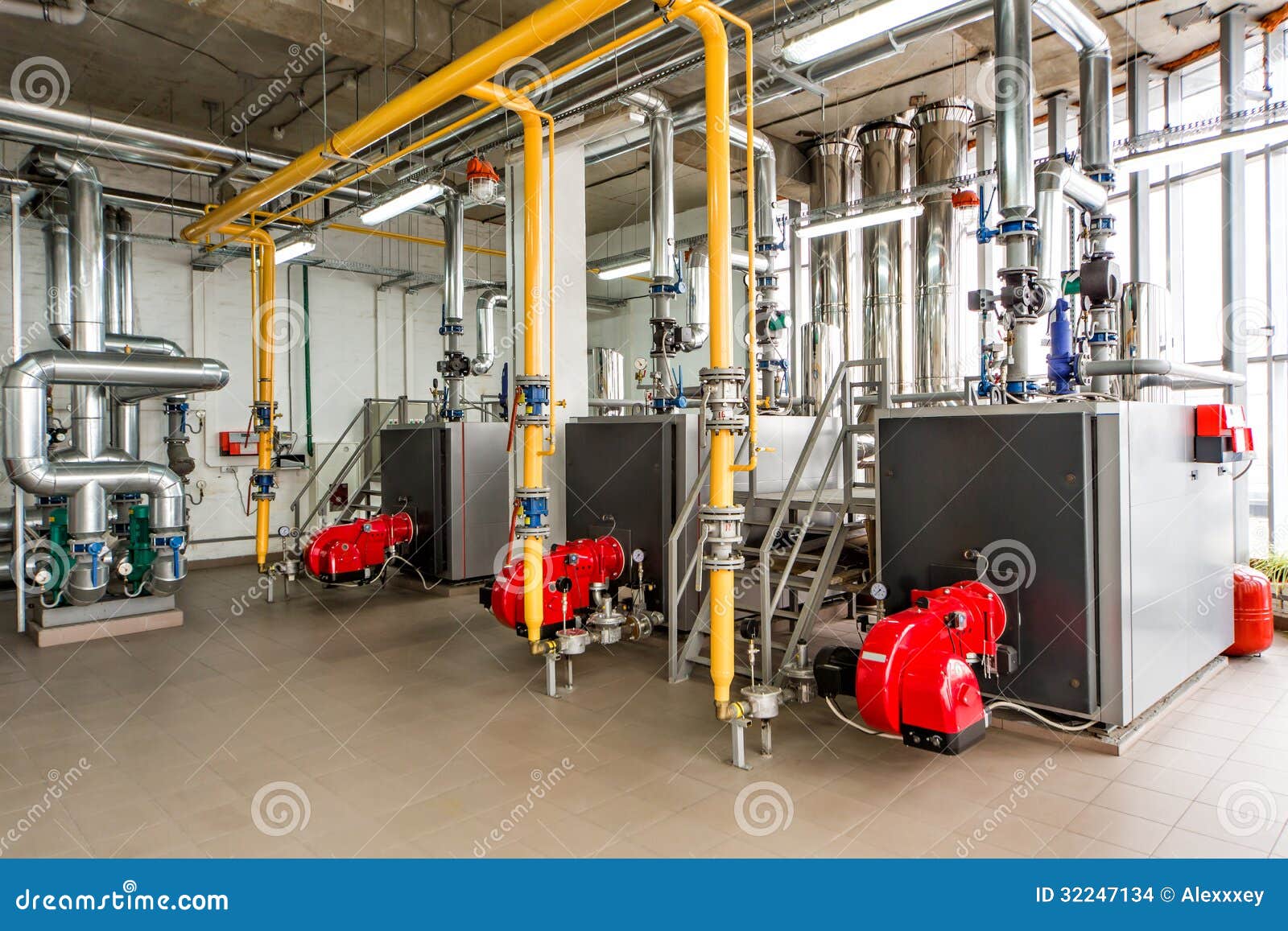 El Interior De La Caldera De Gas, Con Tres Calderas. Foto de archivo ...