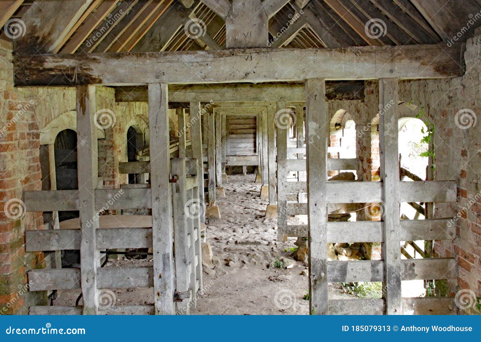 El Interior De Un Antiguo Establo. Las Vigas De Madera Dividen El ...