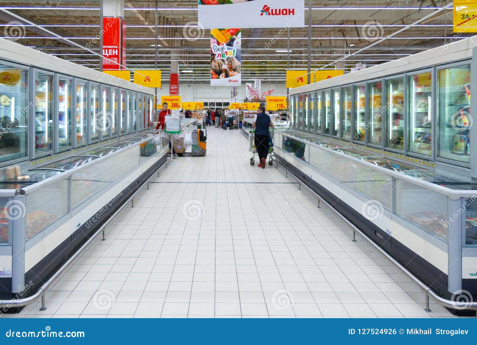 El Interior De Un Hipermercado Grande Foto editorial - Imagen de ...