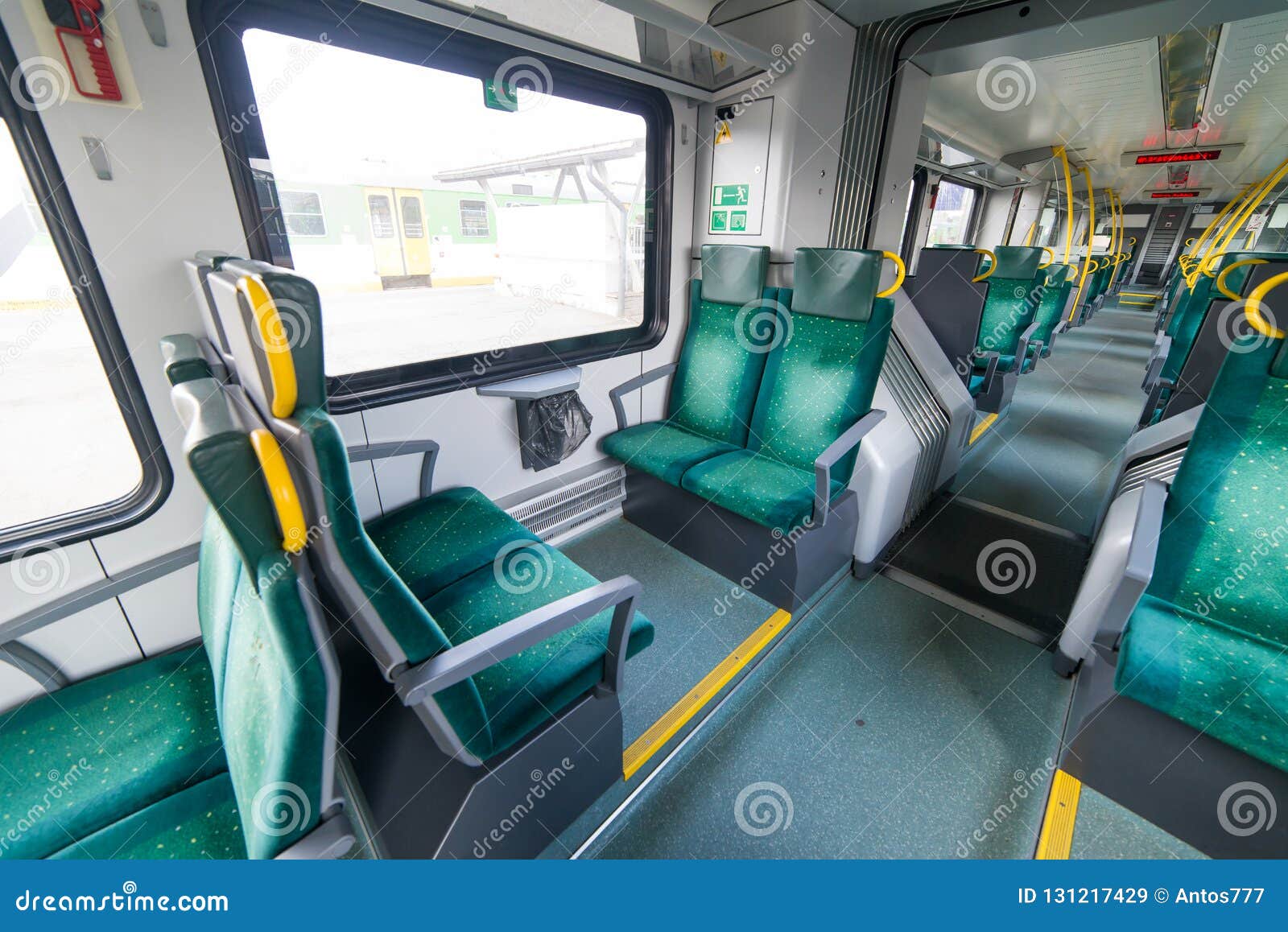 El interior del tren imagen de archivo. Imagen de acero - 131217429