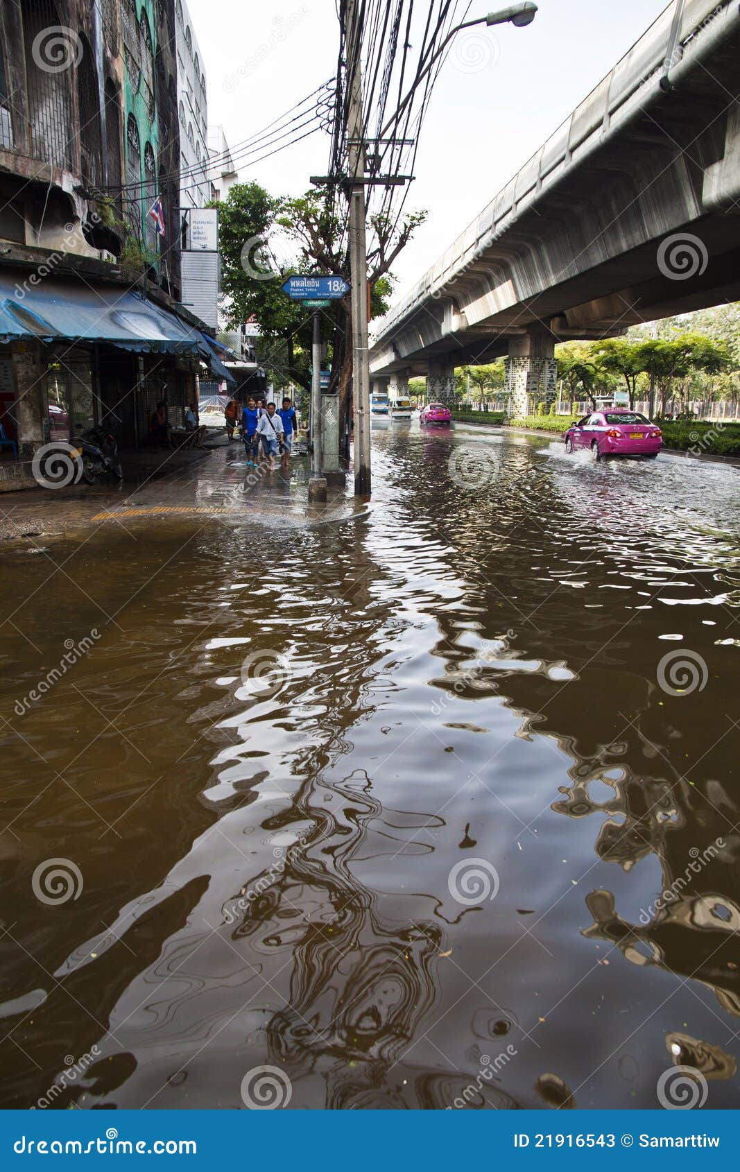 El inundar en Bangkok. foto de archivo editorial. Imagen de inmigrantes ...