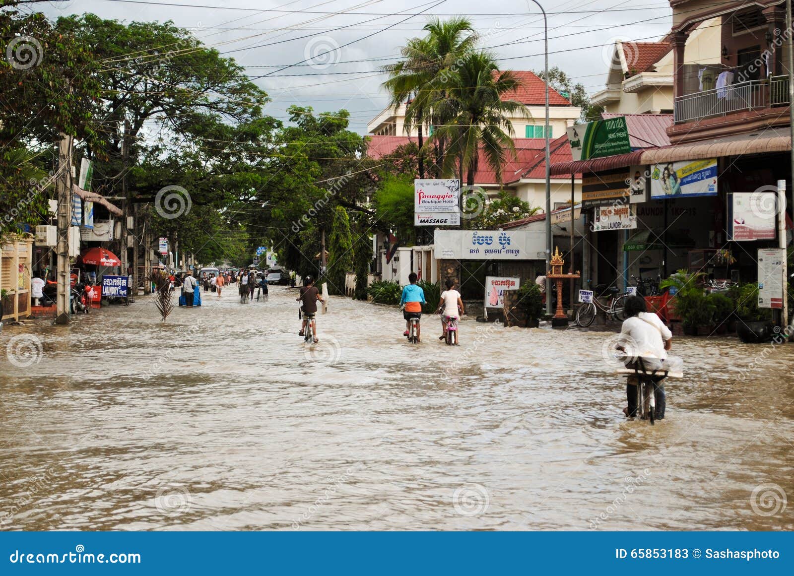 El Inundar En Las Calles De Camboya Foto de archivo editorial - Imagen ...