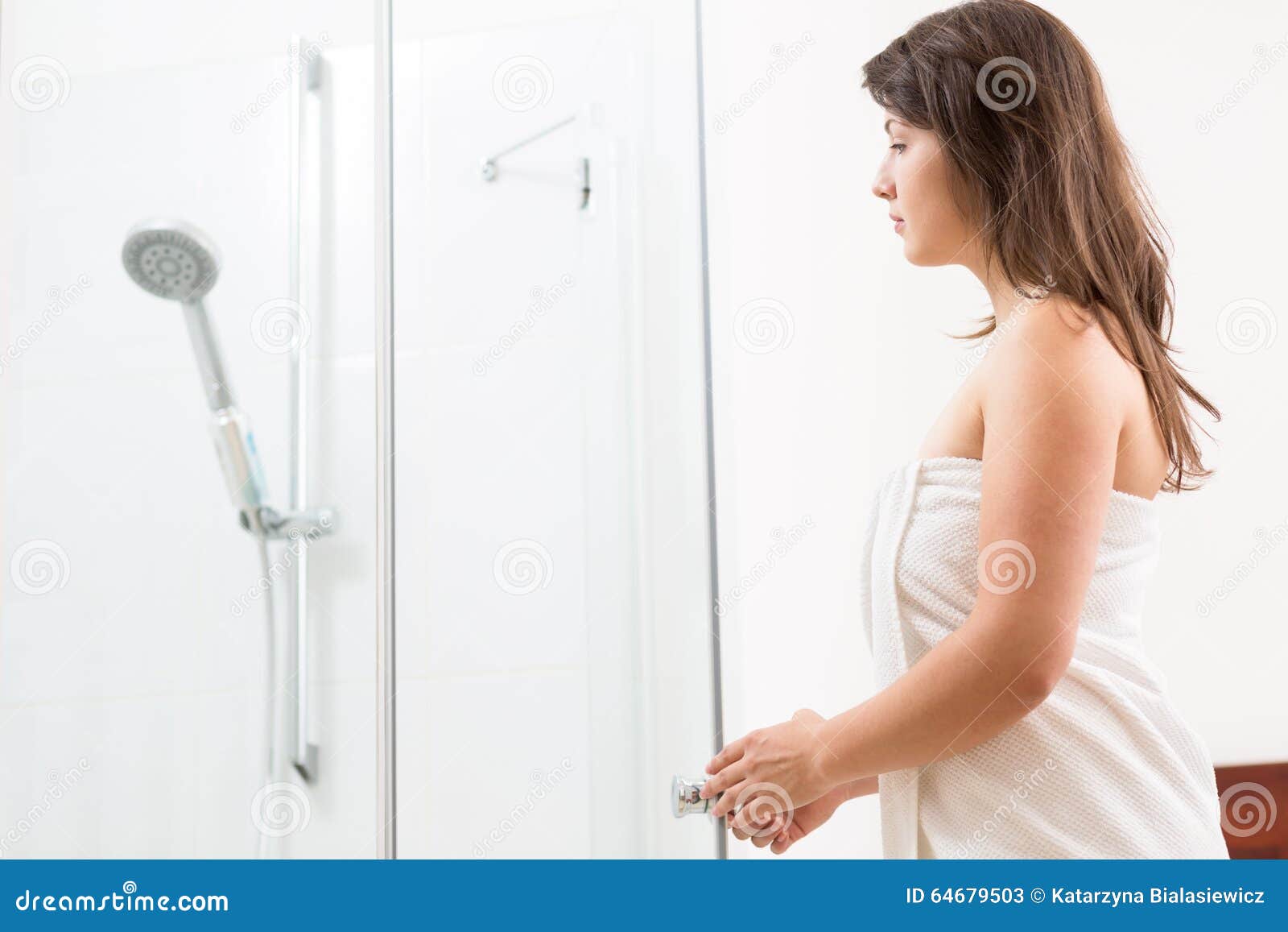 El ir a tomar una ducha imagen de archivo. Imagen de lifestyle - 64679503