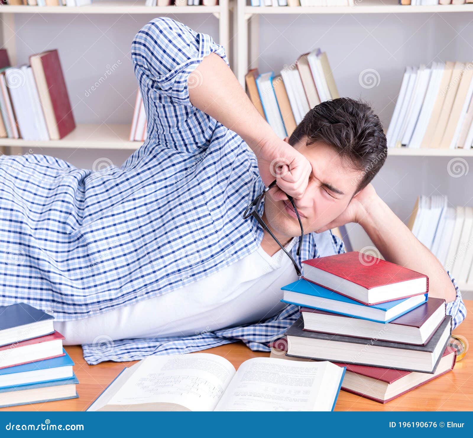 El Joven Estudiante Tomando Descanso Y Durmiendo Foto de archivo ...