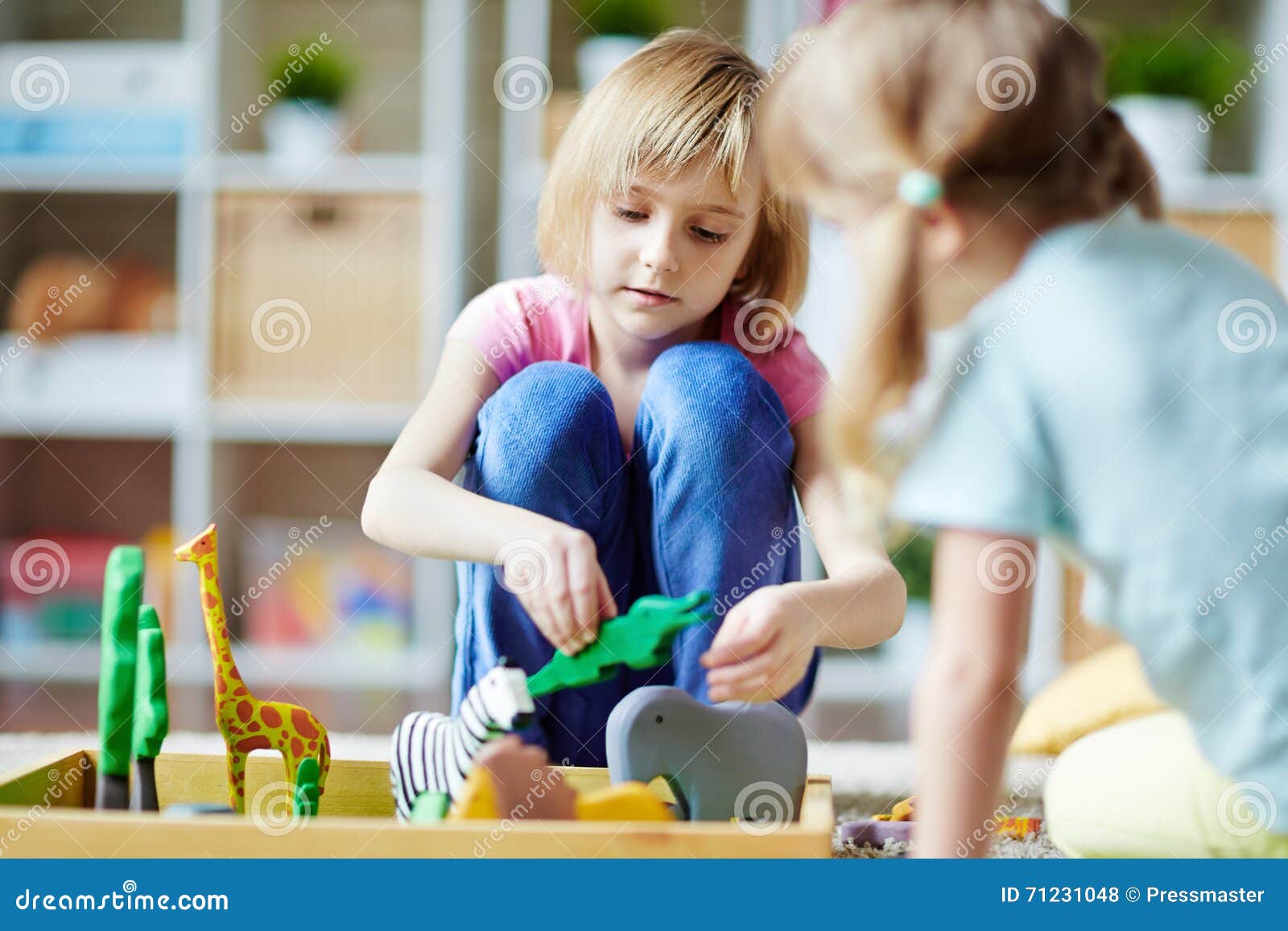 El Jugar Con Los Animales Del Juguete Foto de archivo - Imagen de juego ...