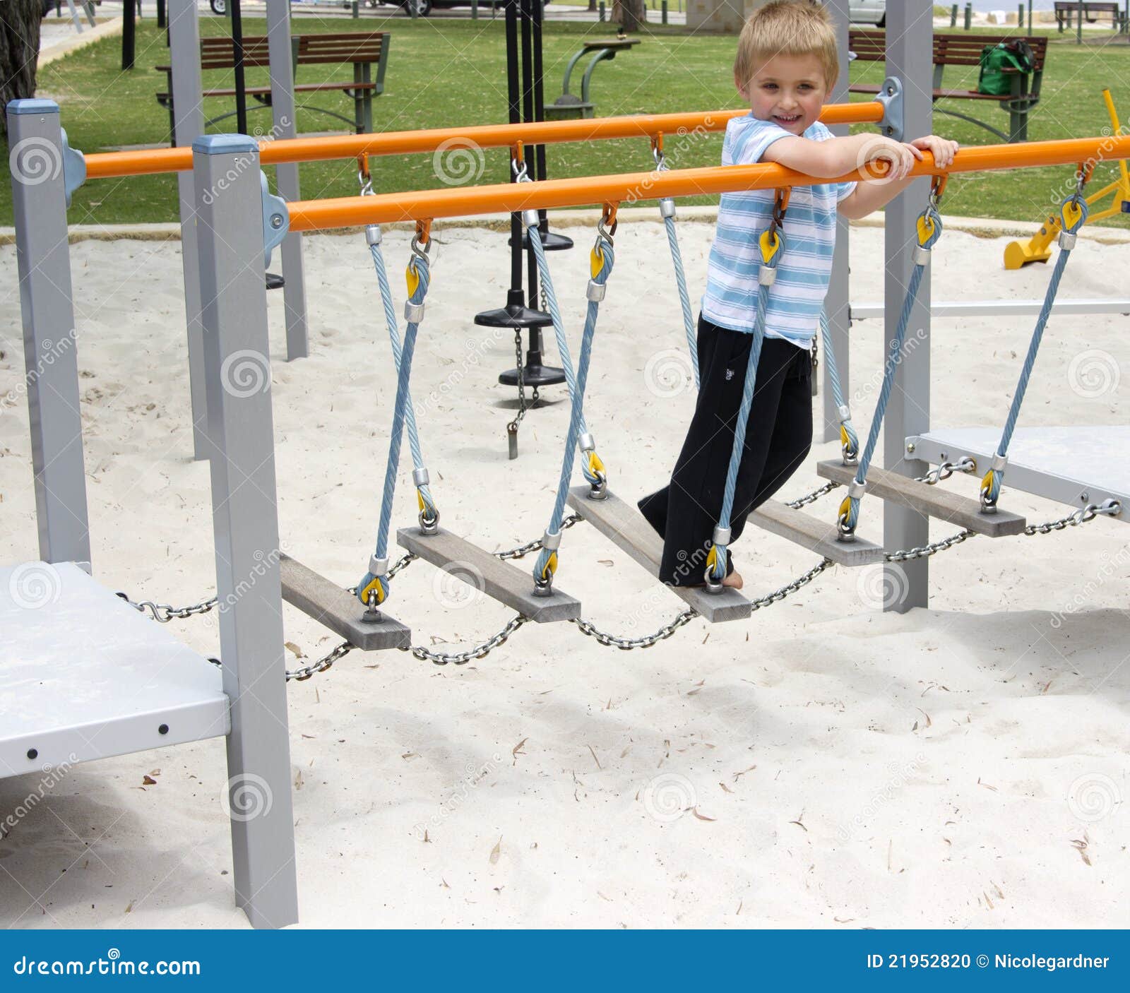 El jugar en el parque foto de archivo. Imagen de amor - 21952820