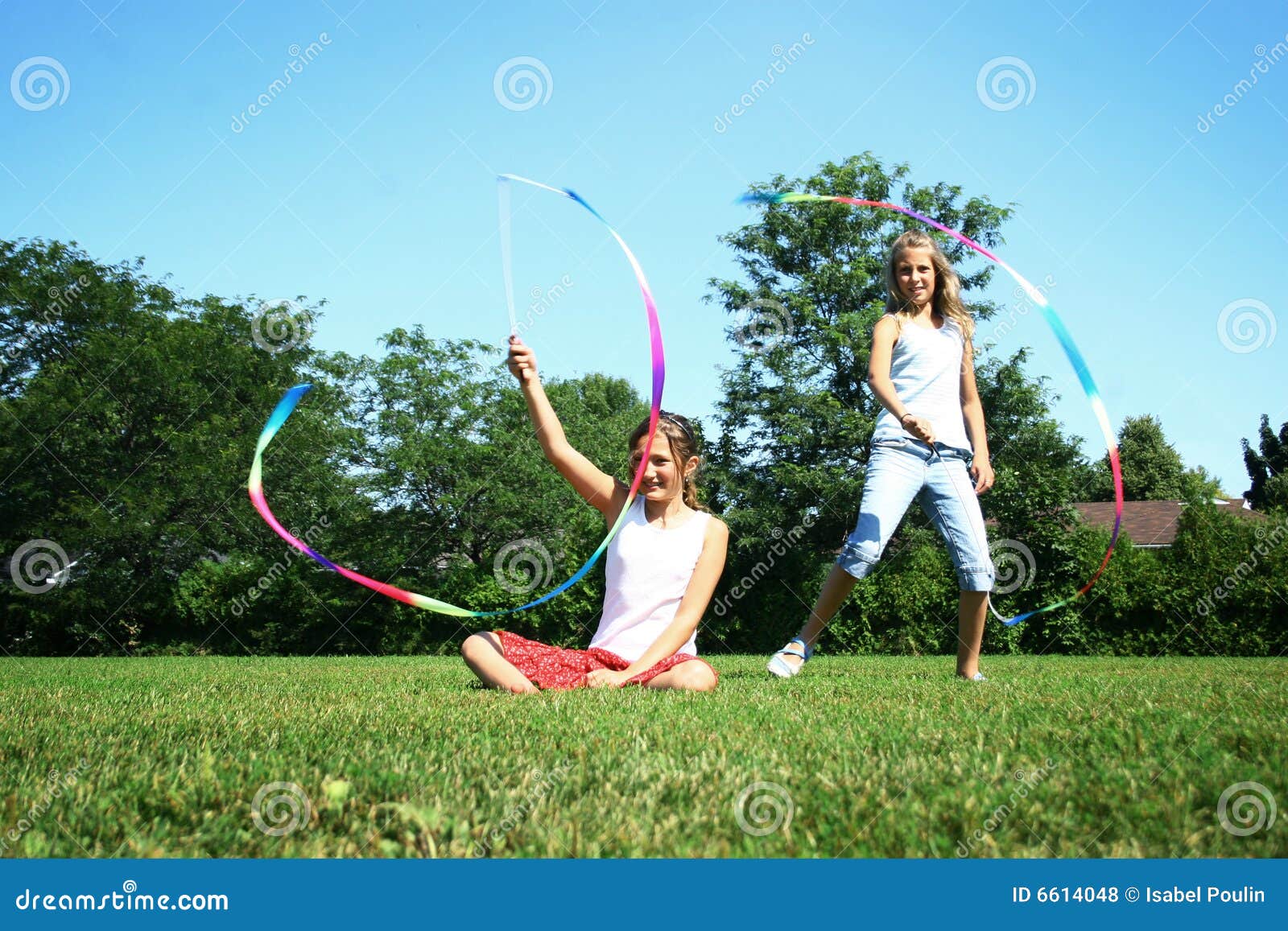 El jugar en el parque foto de archivo. Imagen de verano - 6614048