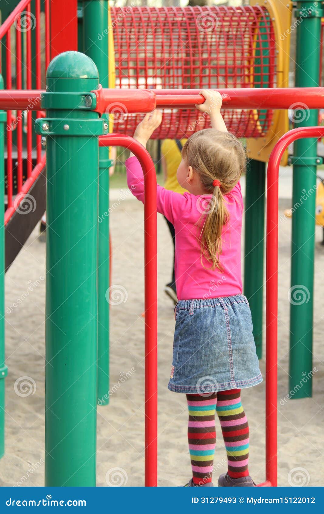 El jugar en parque imagen de archivo. Imagen de primavera - 31279493