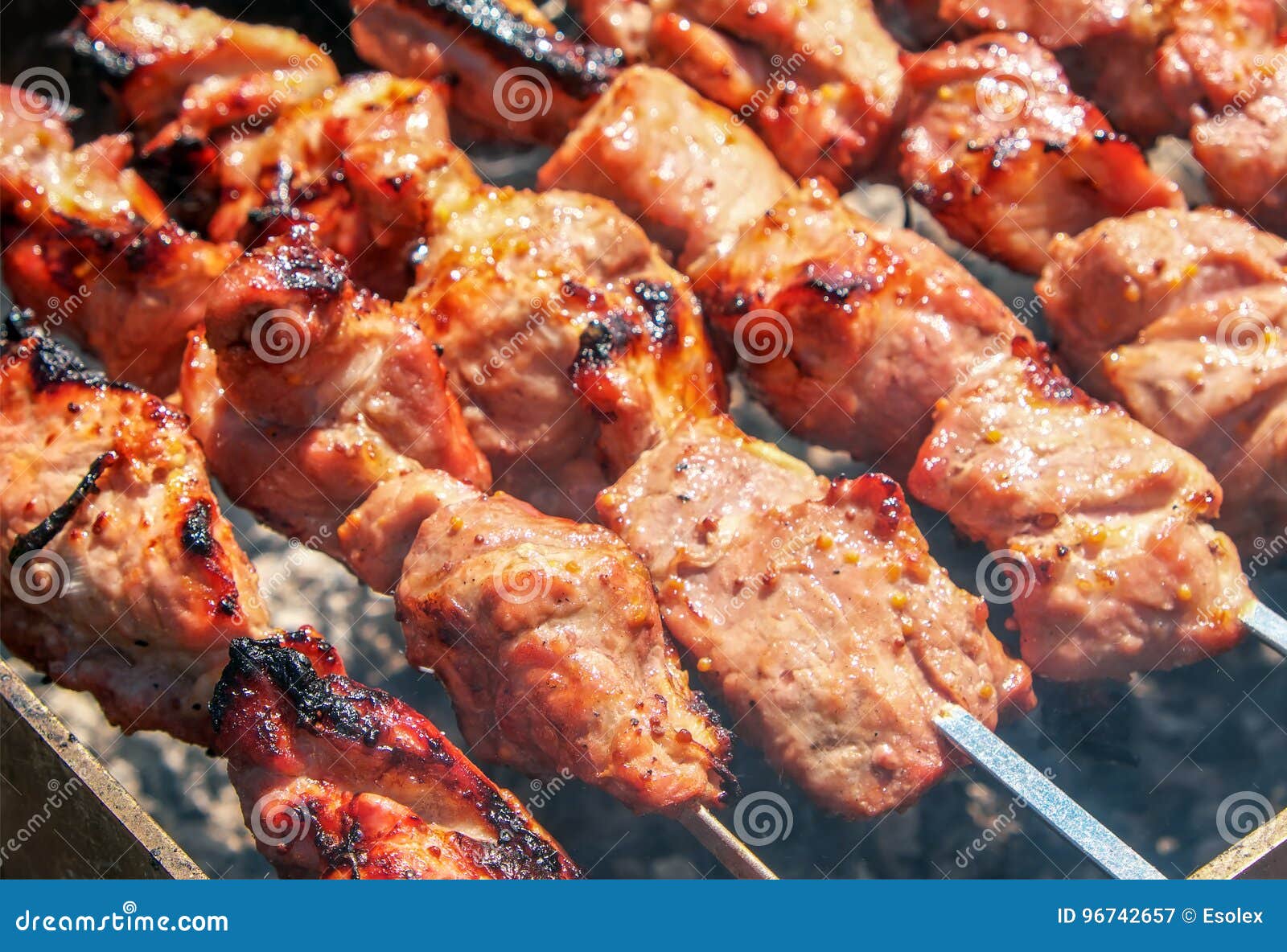 El Kebab Se Cuece Sobre Un Fuego Con Humo Imagen de archivo - Imagen de ...