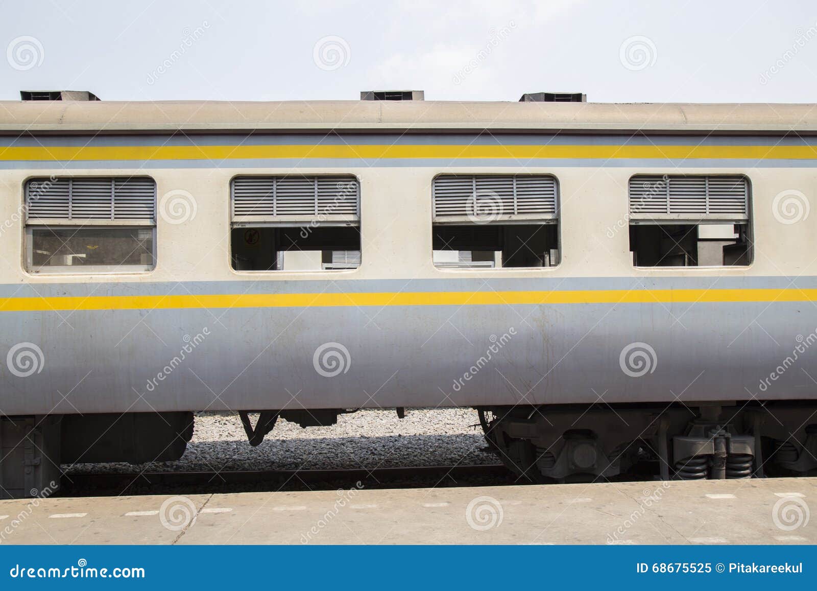 El lado del tren imagen de archivo. Imagen de ventanas - 68675525