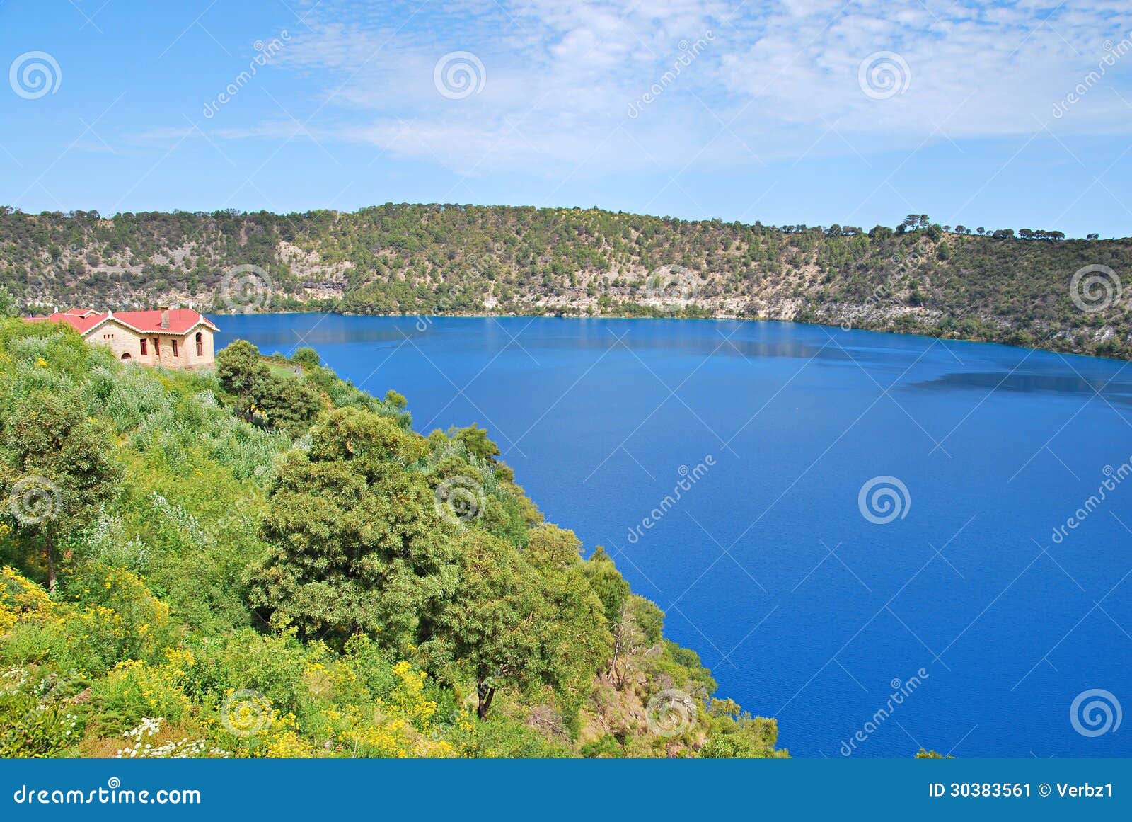 El lago azul imagen de archivo. Imagen de lago, agua - 30383561