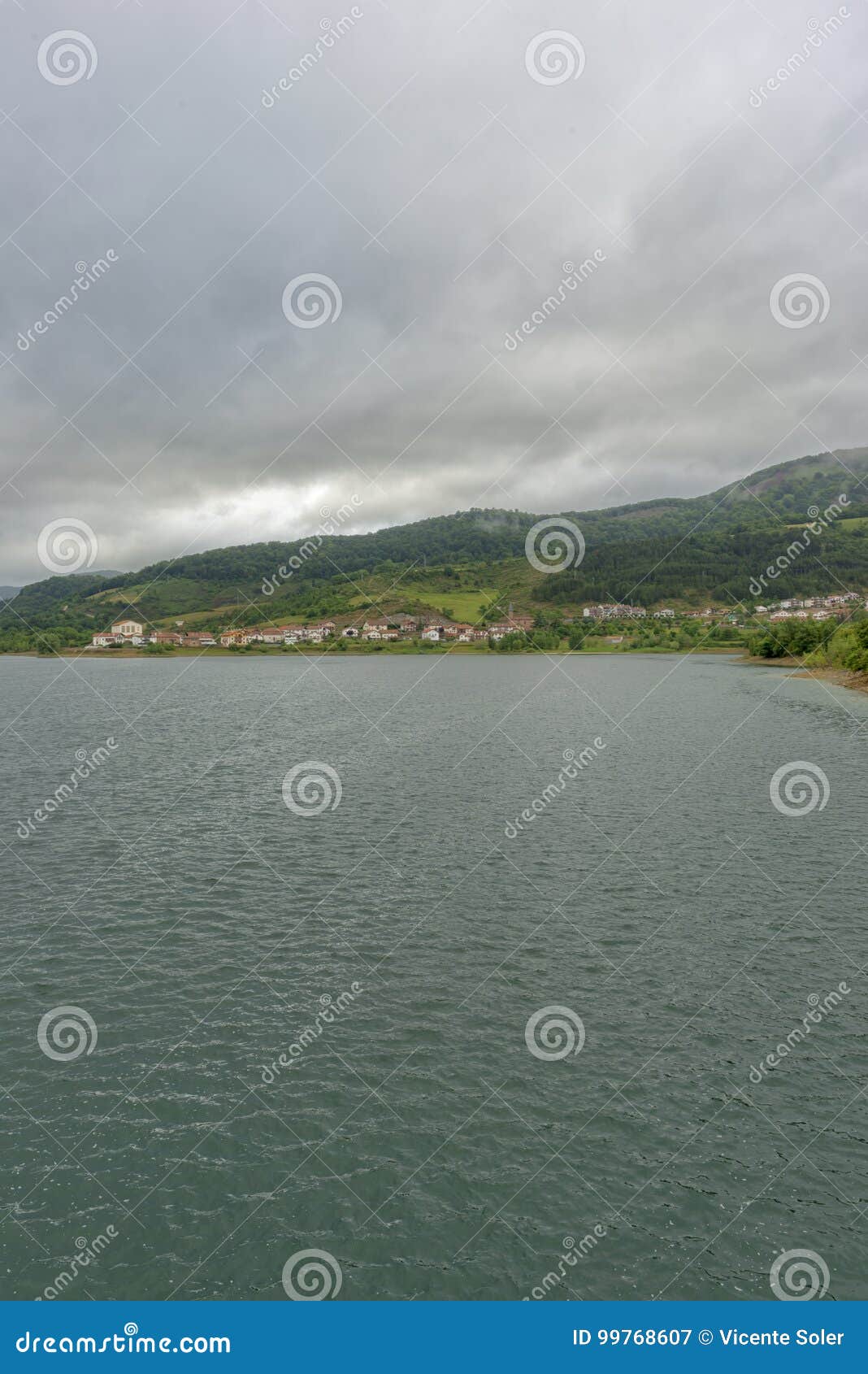El lago de Eugi imagen de archivo. Imagen de paisaje - 99768607