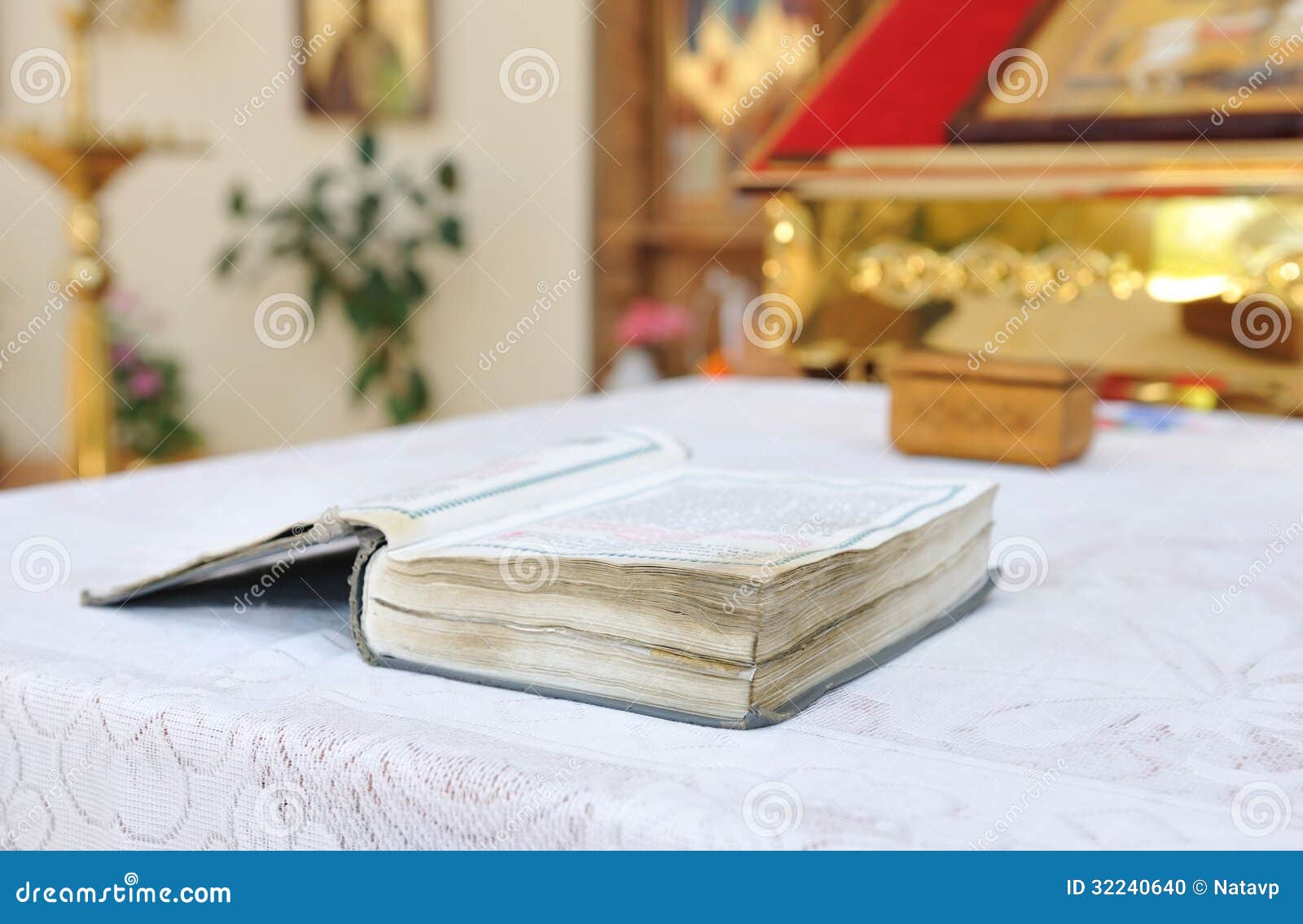 El Libro Con Los Rezos En La Tabla. Foto de archivo - Imagen de nuevo ...