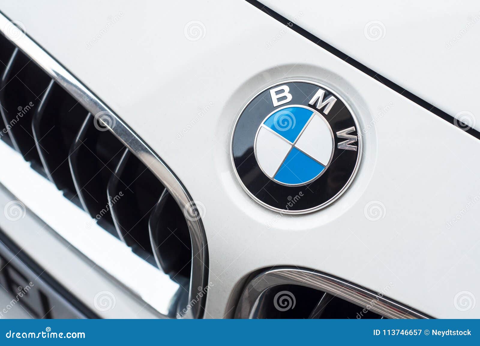 El Logotipo De Bmw En El Coche Blanco Bmw Es Una Compañía