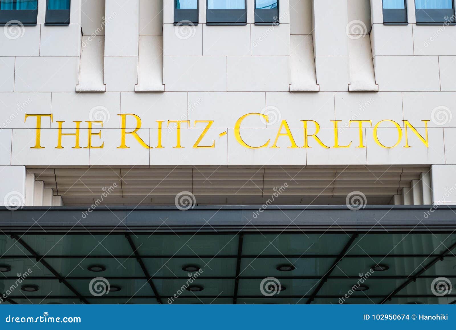 El Logotipo De Ritz Carlton En El Exterior Del Edificio De Ritz Carl ...