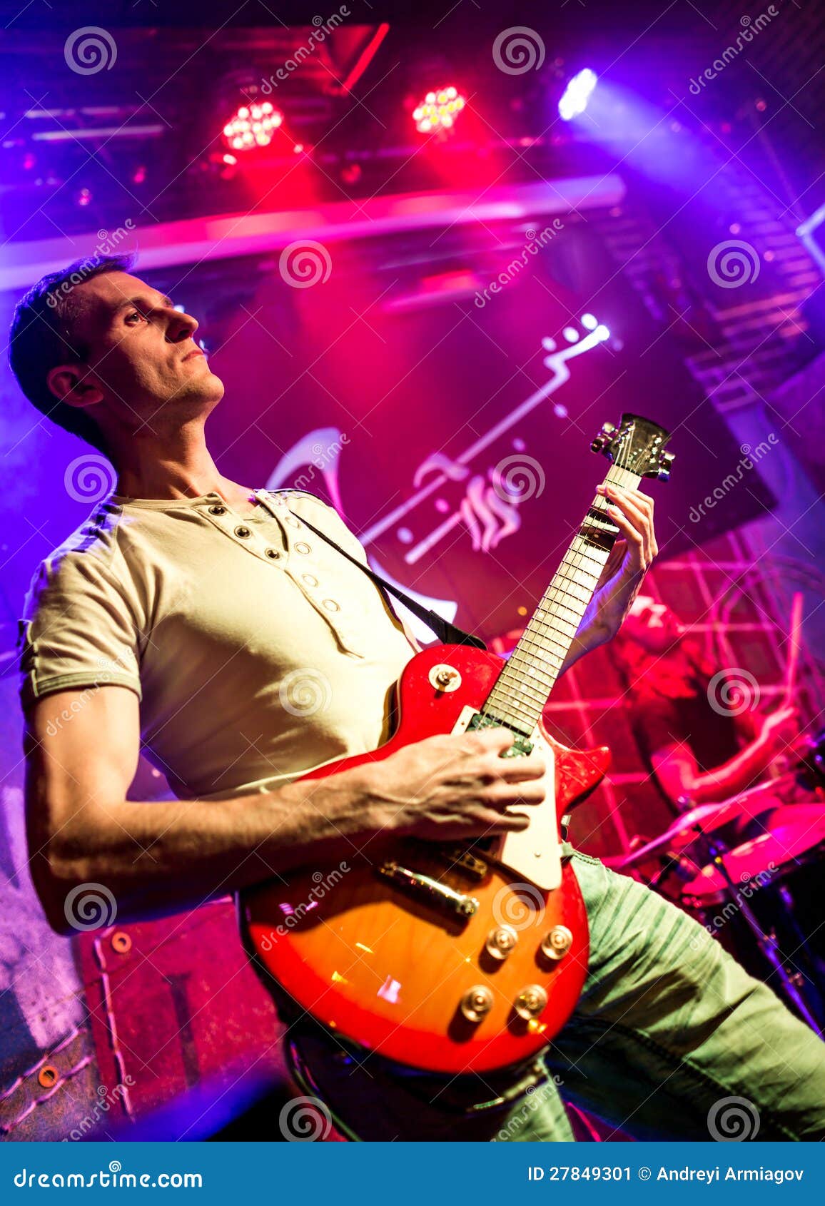 El Músico Toca Una Guitarra Imagen de archivo - Imagen de cadena ...