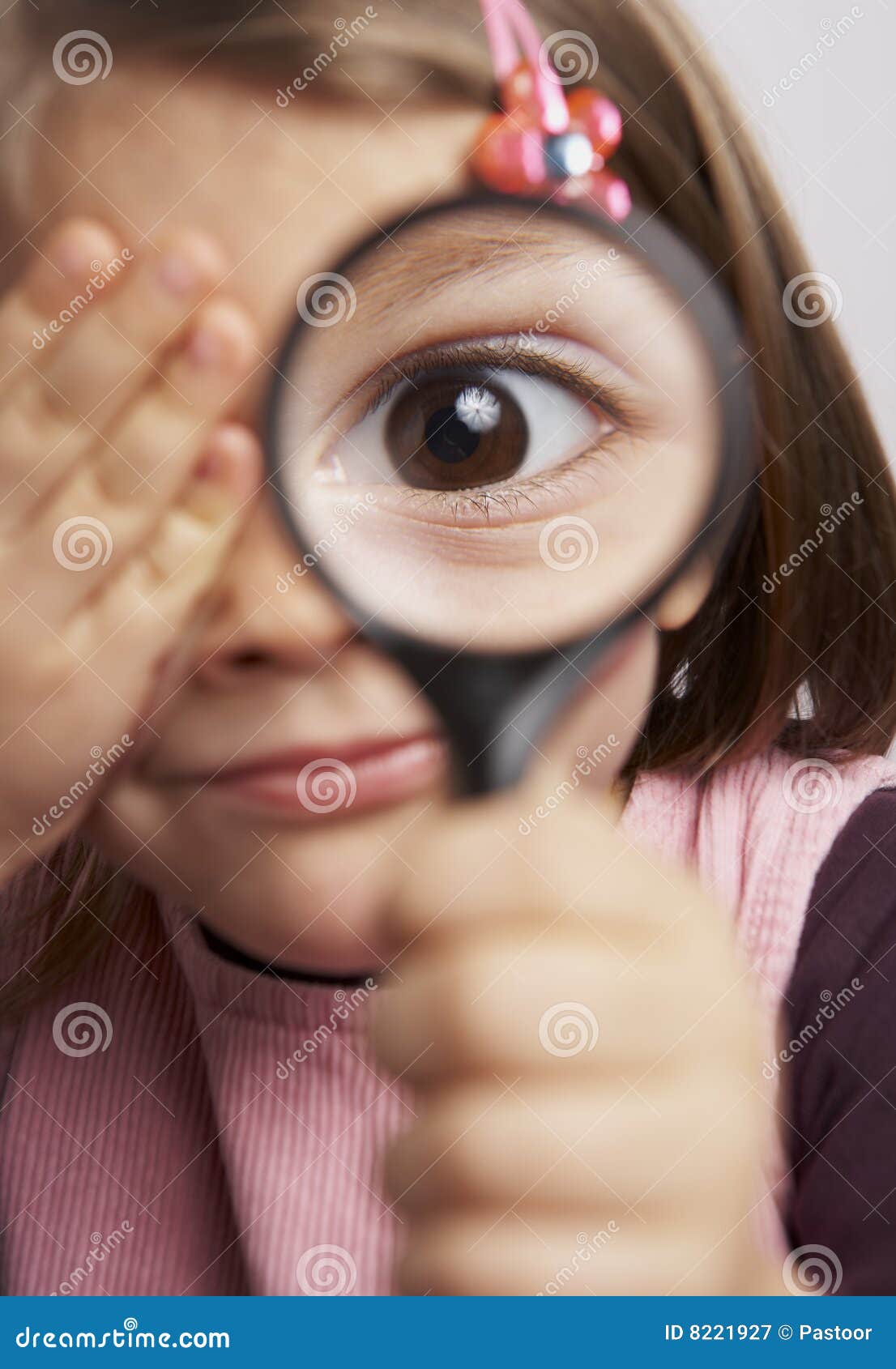 El magnificar imagen de archivo. Imagen de tiro, manos - 8221927