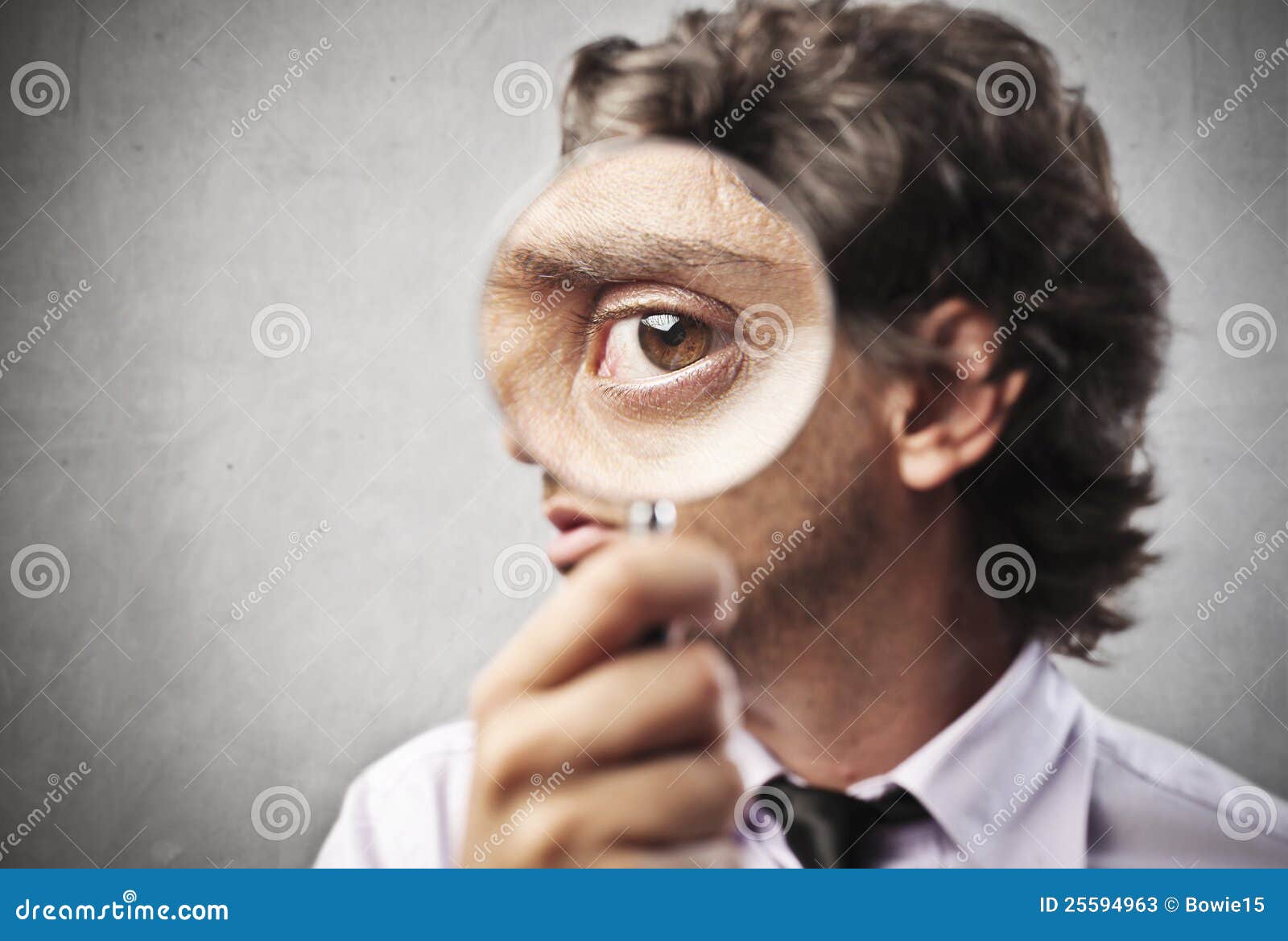 El magnificar del asunto imagen de archivo. Imagen de hombre - 25594963