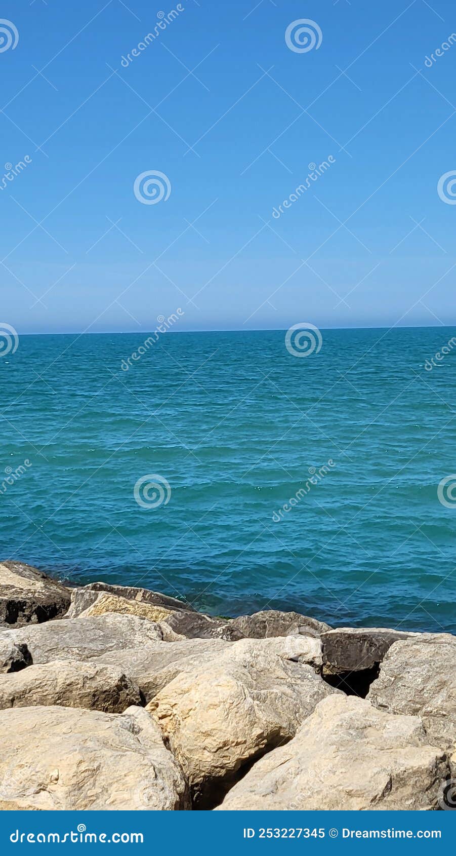 El mar azul de italia imagen de archivo. Imagen de italia - 253227345