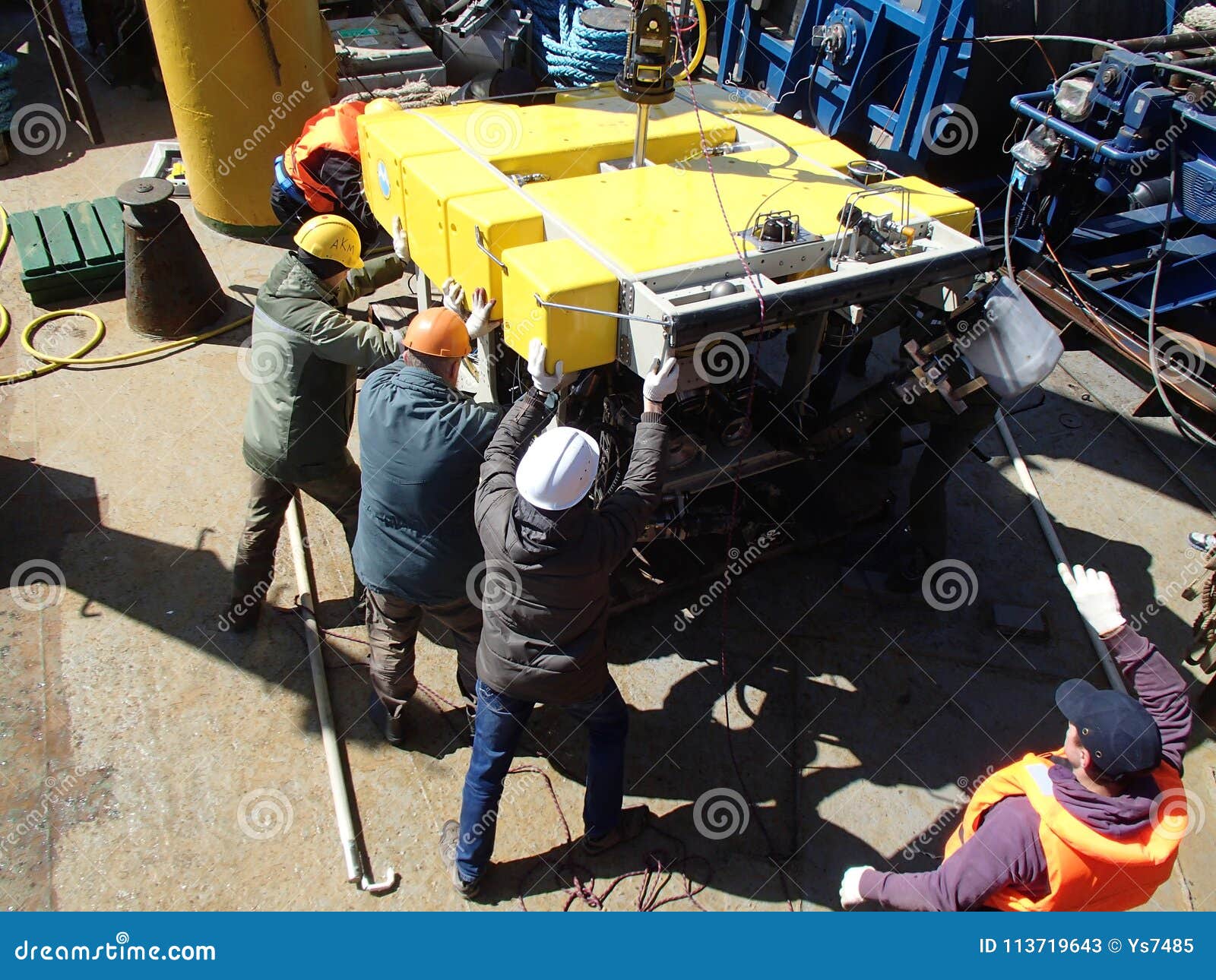 El Mar De Bering/la Rusia - 11 De Junio De 2016: Despliegue De ROV Foto ...