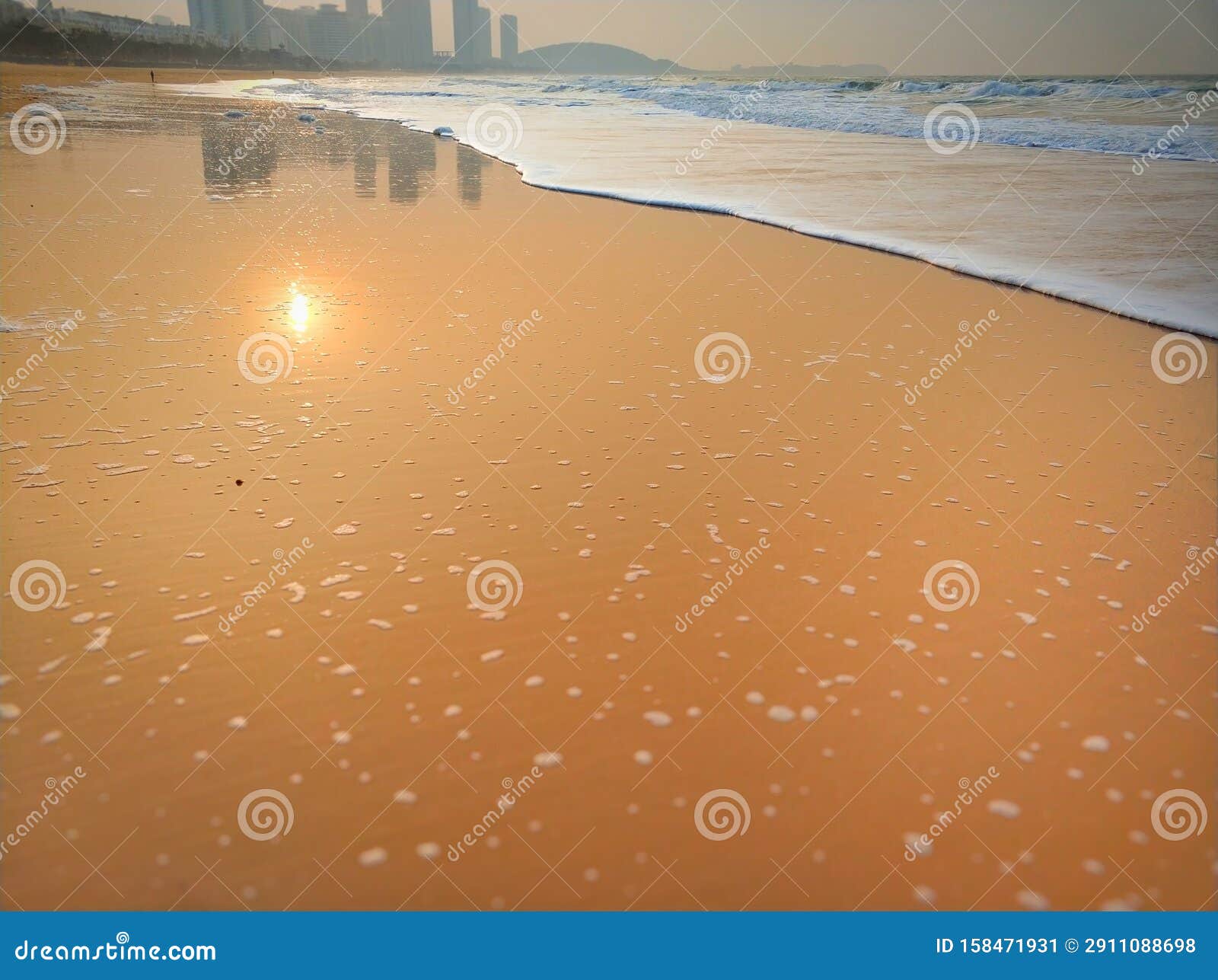 El mar es como un espejo imagen de archivo. Imagen de hermoso - 158471931