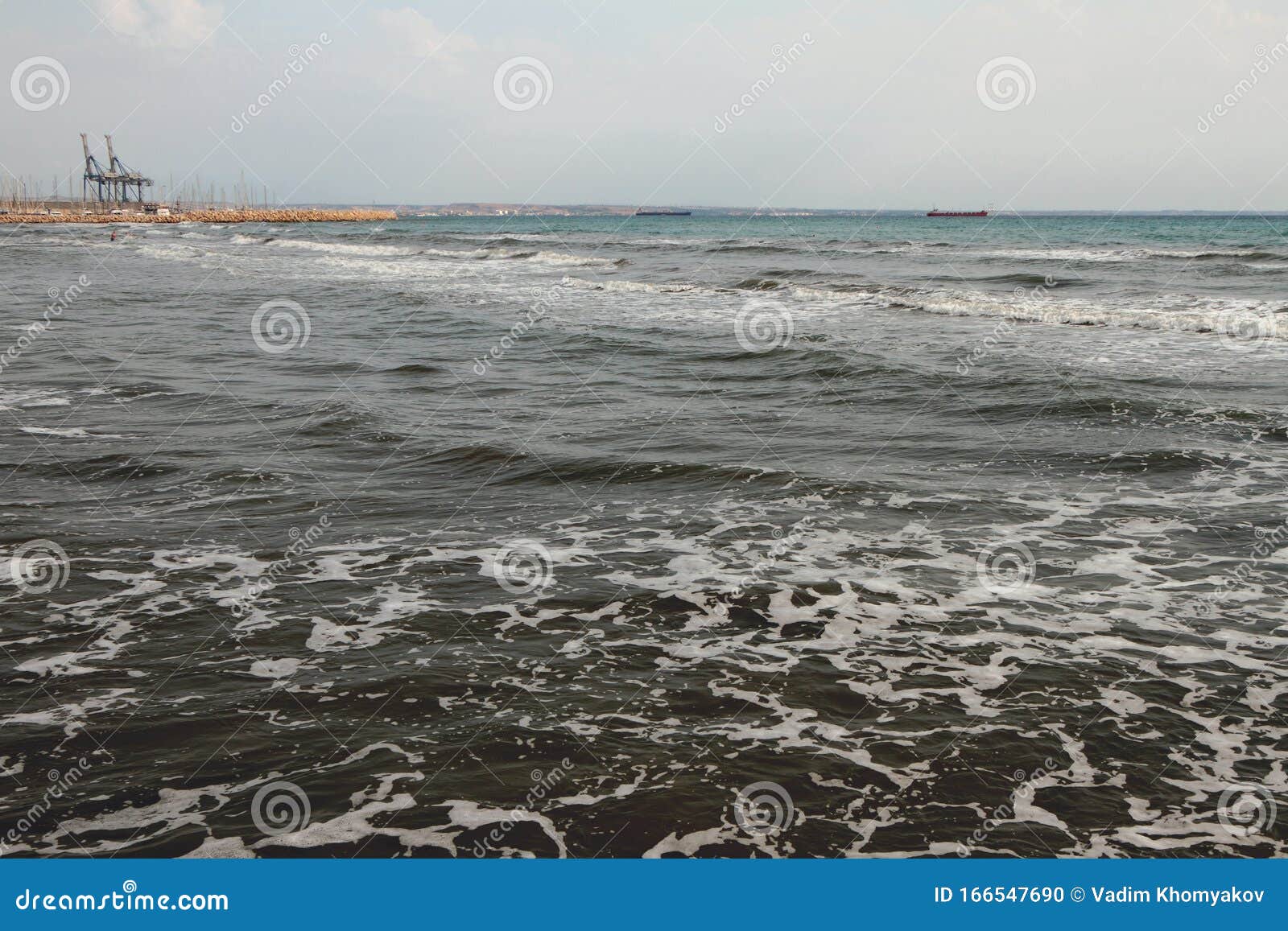 El Mar Inquieto En El Complejo Larnaca, Chipre Foto de archivo - Imagen ...